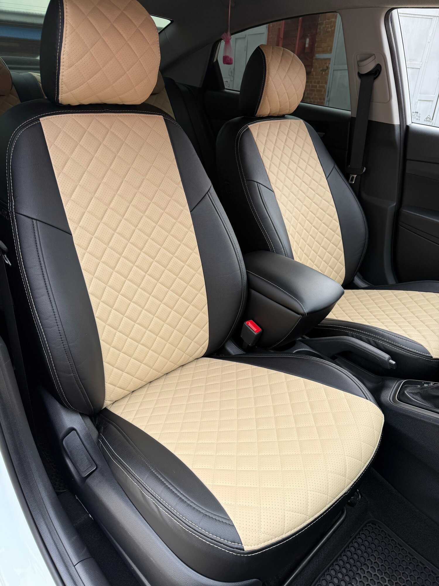 Чехлы Автопилот для Hyundai Solaris II Sd / Kia Rio IV Sd/Hb (X-Line / X) (40/60) с 17г. Экокожа, ромб, черный, бежевый.