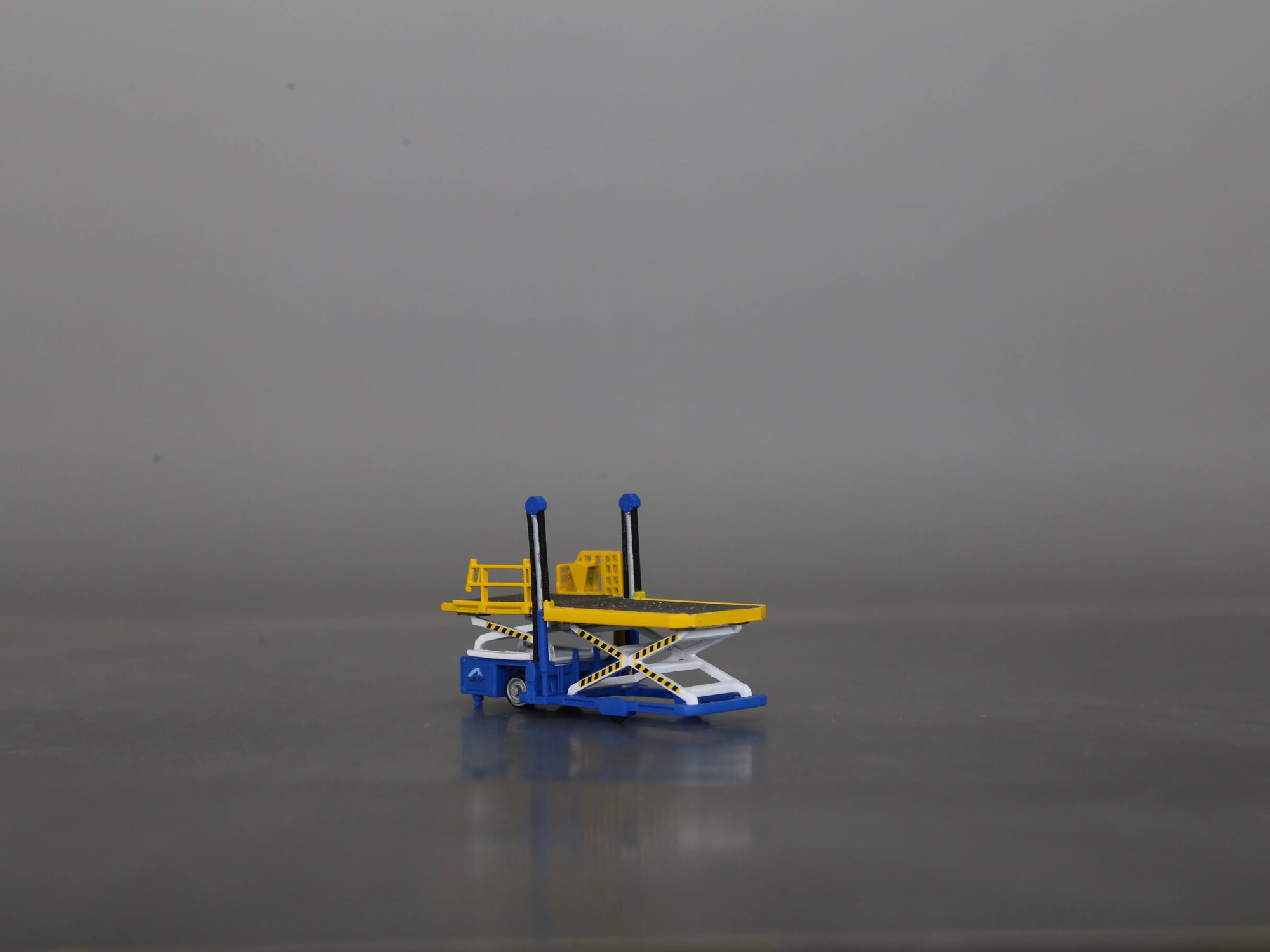 1/1200 Синий грузовой погрузчик Airport 3D модель