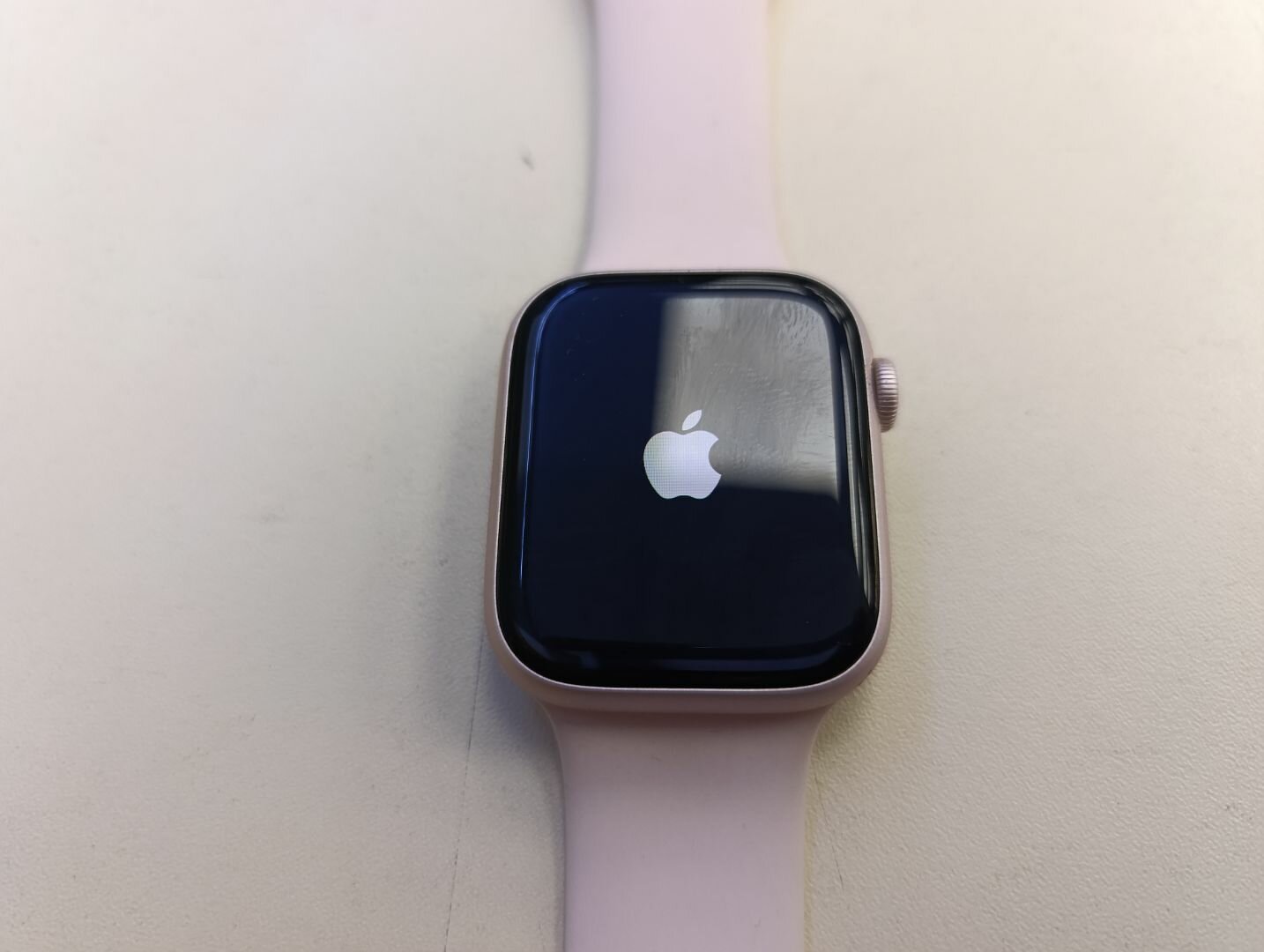 Смарт-часы Apple Watch Series 9, GPS, алюминий, экран Retina LTPO 2000 нт, 45мм, б/у, уценка