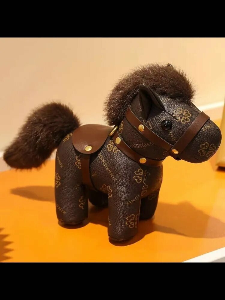 Мягкая лошадка из премиальной кожи с металлической цепочкой 13cm