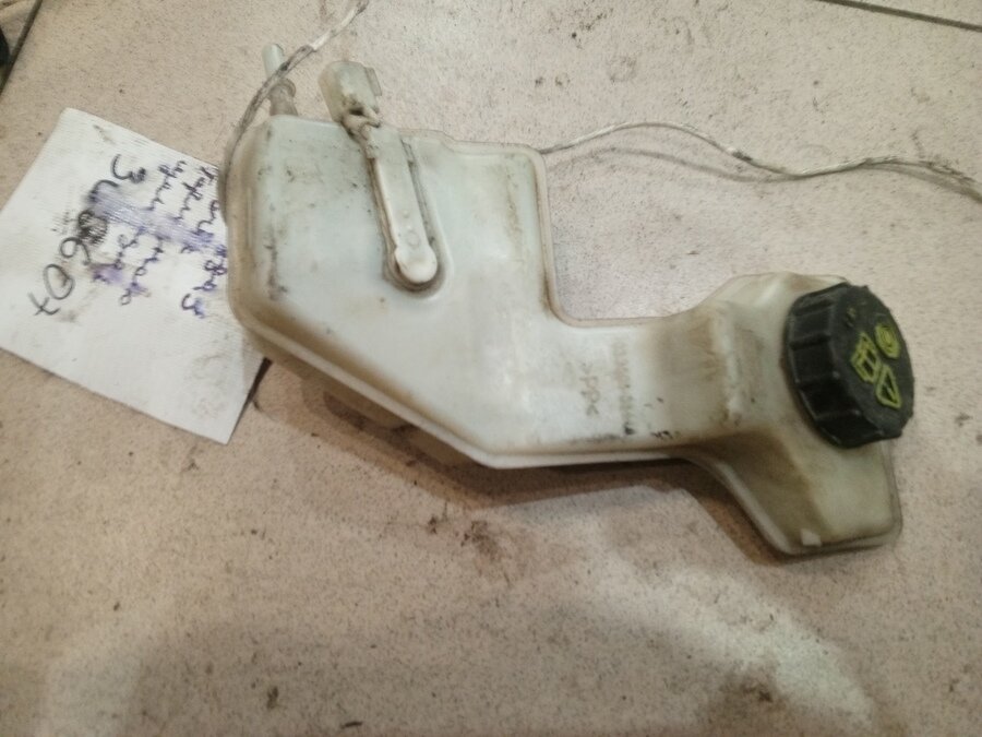 Бачок главного тормозного цилиндра от Mazda 3 bk 2003-2009