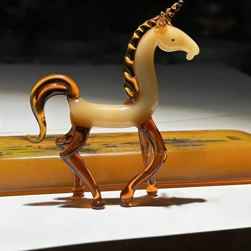 Хрустальная статуэтка "Лошадь", изделия ручной работы, цвет белого нефрита.