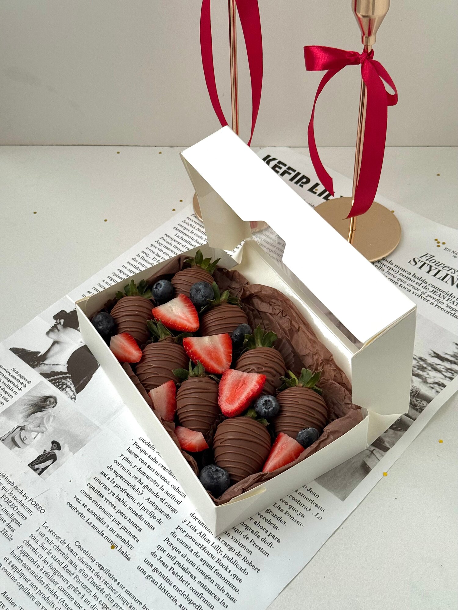 Клубника в молочном бельгийском шоколаде с голубикой подарочный набор 8-12шт