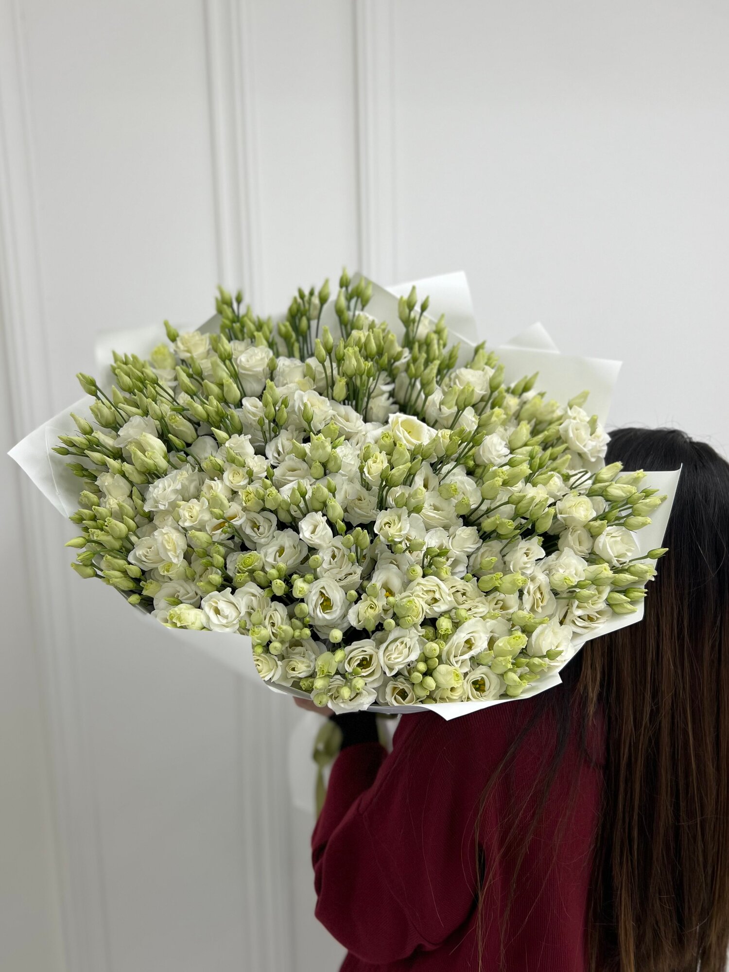 Гламелия цветы Белое Молчание: монолитная композиция из 51 эустомы – заказать с доставкой