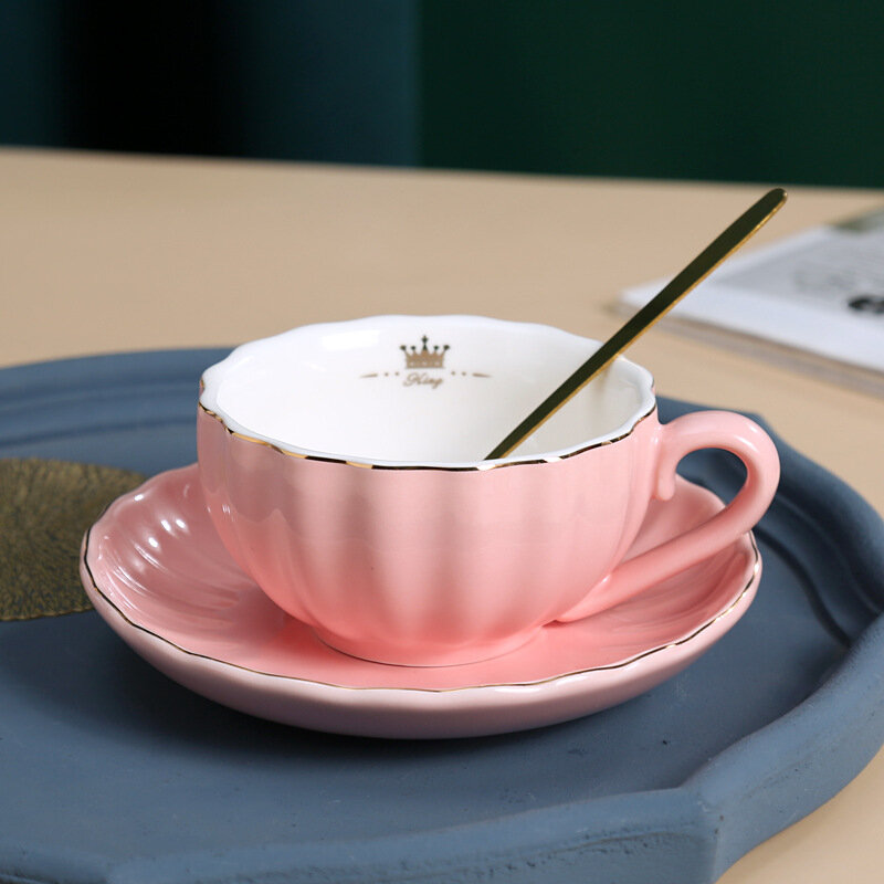 Европейская винтажная кофейная чашка и блюдце из низкокачественного фарфора в форме тыквы с золотой окантовкой, европейский керамический чайный набор, элитная чайная чашка.