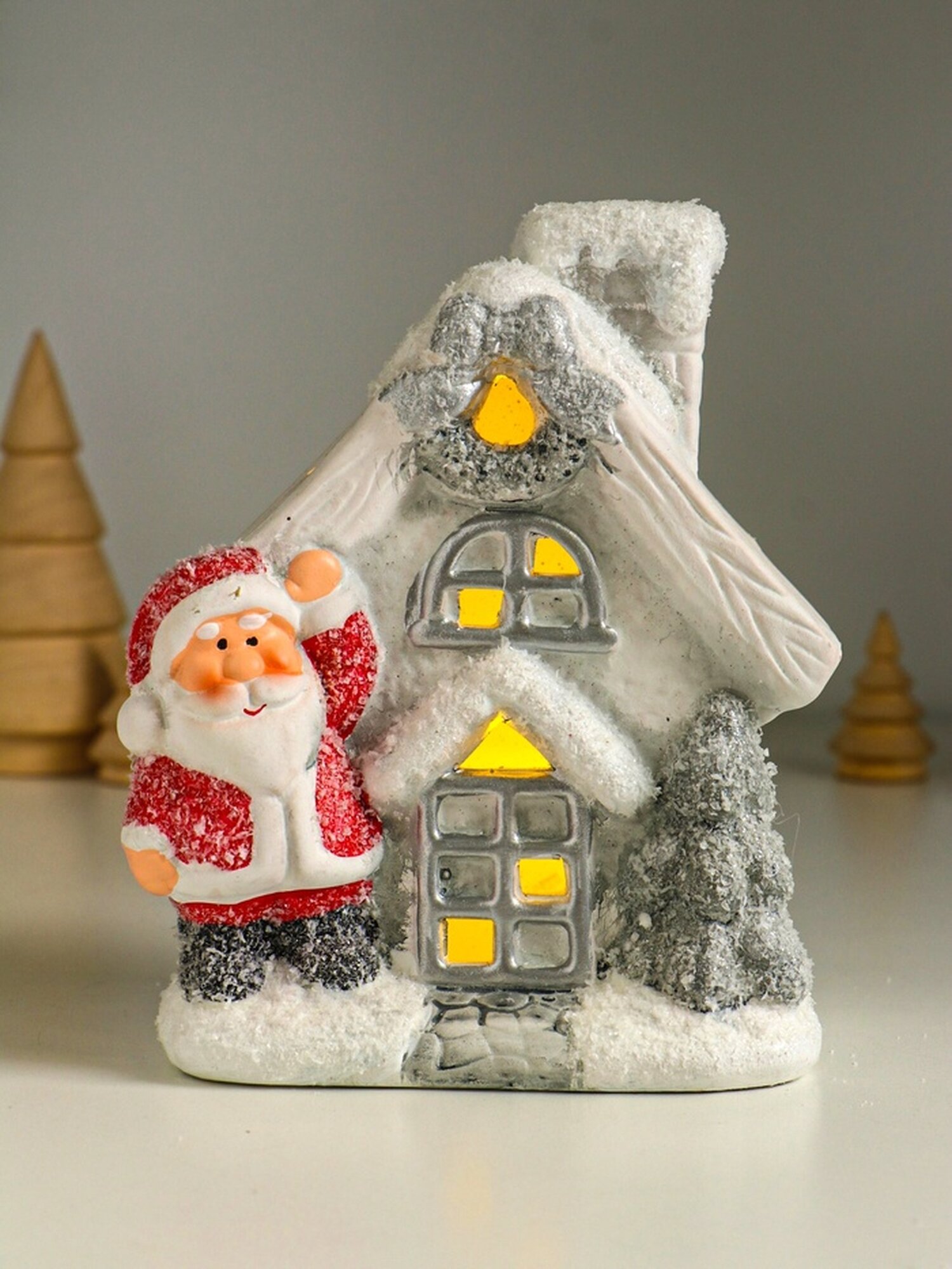 Фигурка светящаяся «Дед Мороз у домика», керамика, 12×7×15.5 см