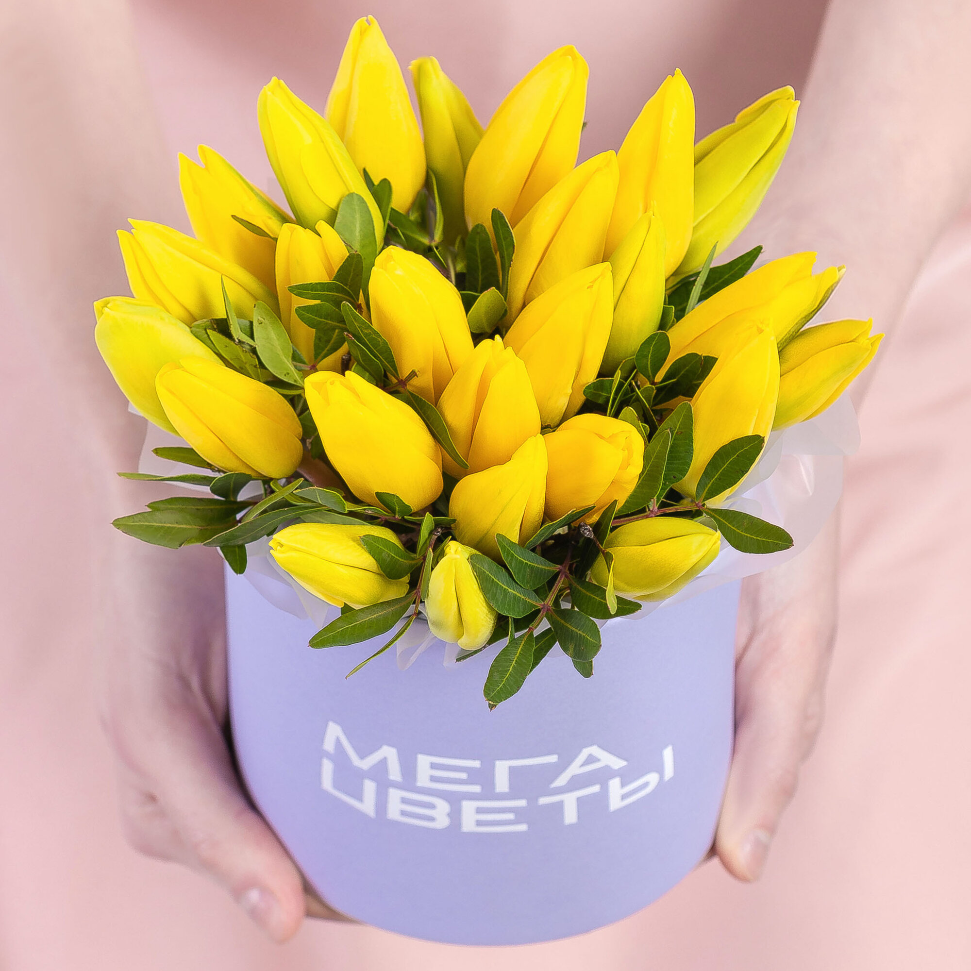 Букет Мегацвет24 "Стронг Голд", 25 желтых тюльпанов, сборка в коробке