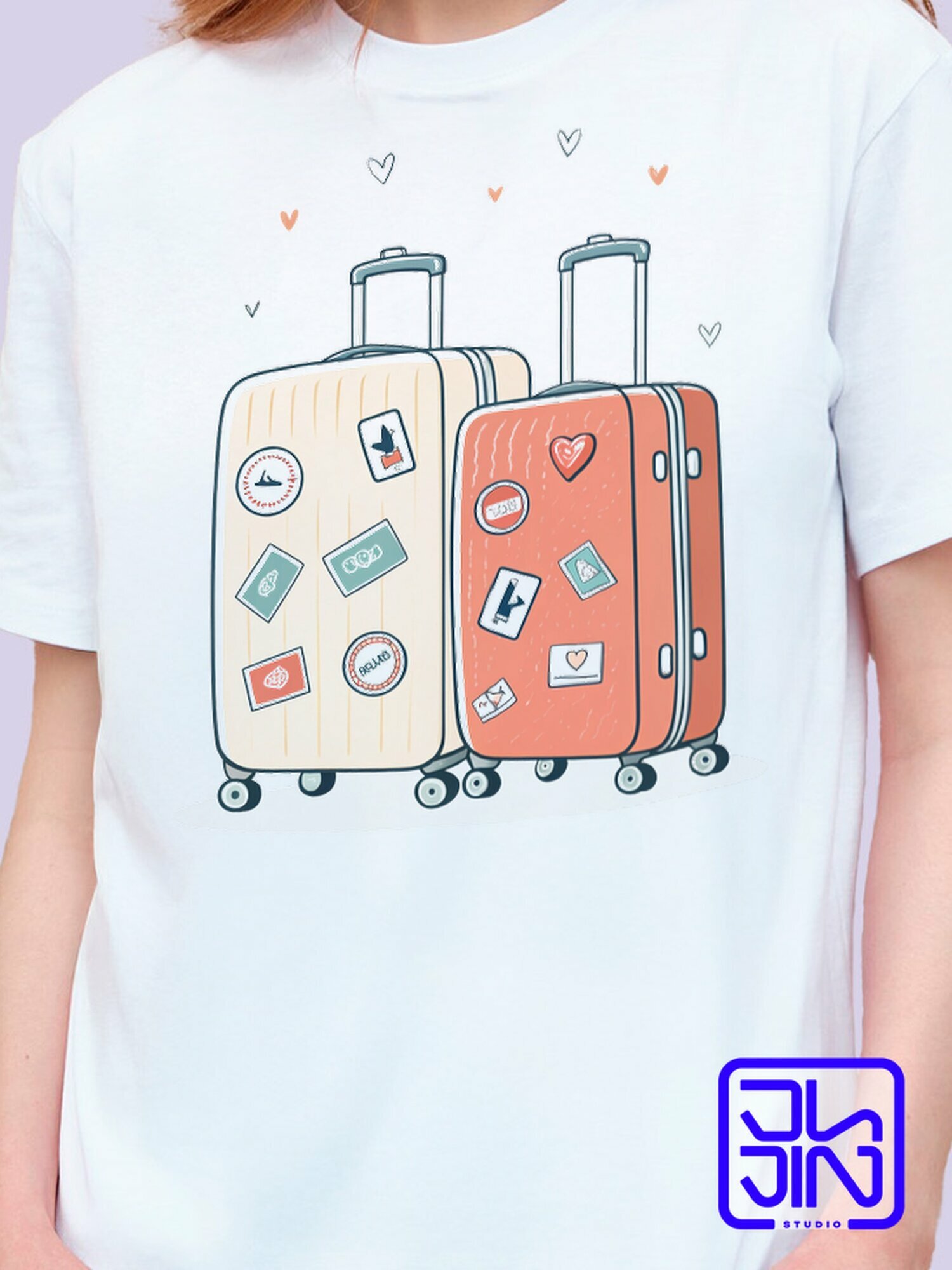 Футболка классическая женская с авторским принтом Минималистичные белая и бежевая чемоданы с сердцем для креативного путешествия, белый хлопковый трикотаж с прикольным рисунком на груди