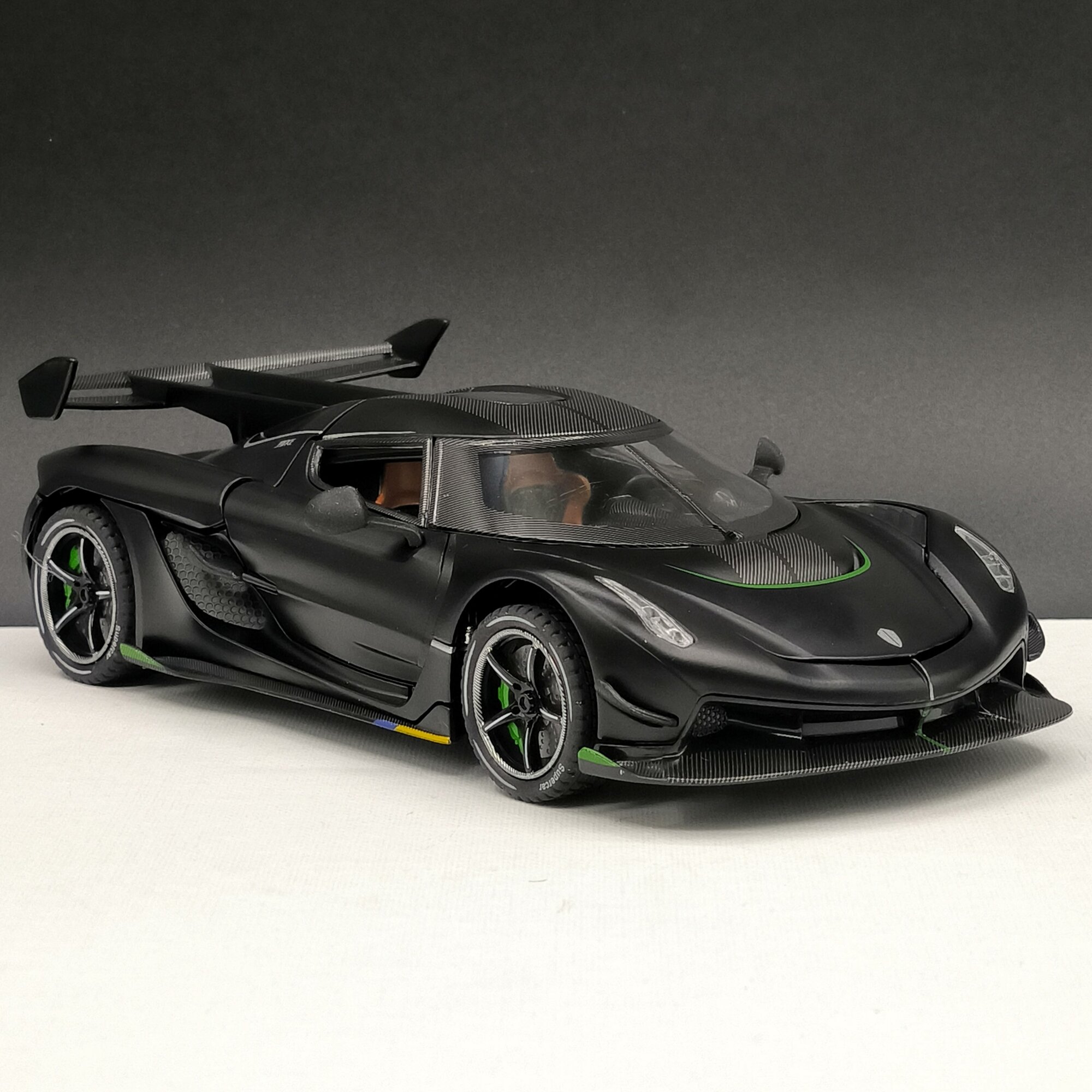 Машинка металлическая Koenigsegg Jesko с инерционным механизмом и свето-звуковым сопровождением. Масштаб 1:24