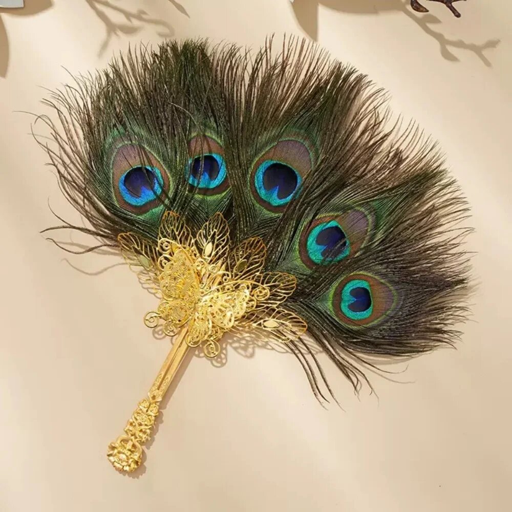 Декоративный веер из перьев павлина