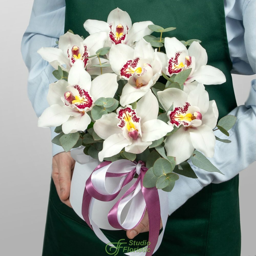 Композиция STUDIO FLORISTIC "Лунная орхидея", в шляпной коробке, 7 цветов