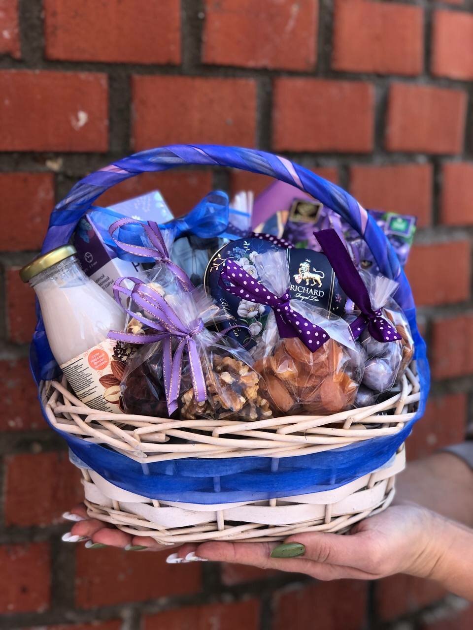 Подарочная корзина с зефиром, кедровым молочком и орехами, синяя