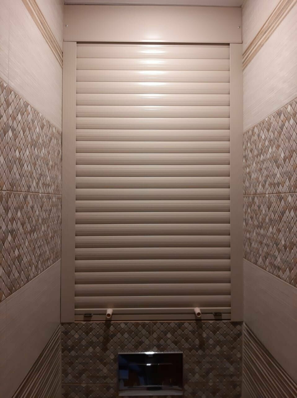 Рольставни в санузел 770х2000 бежевые сантехнические на механическом управлении