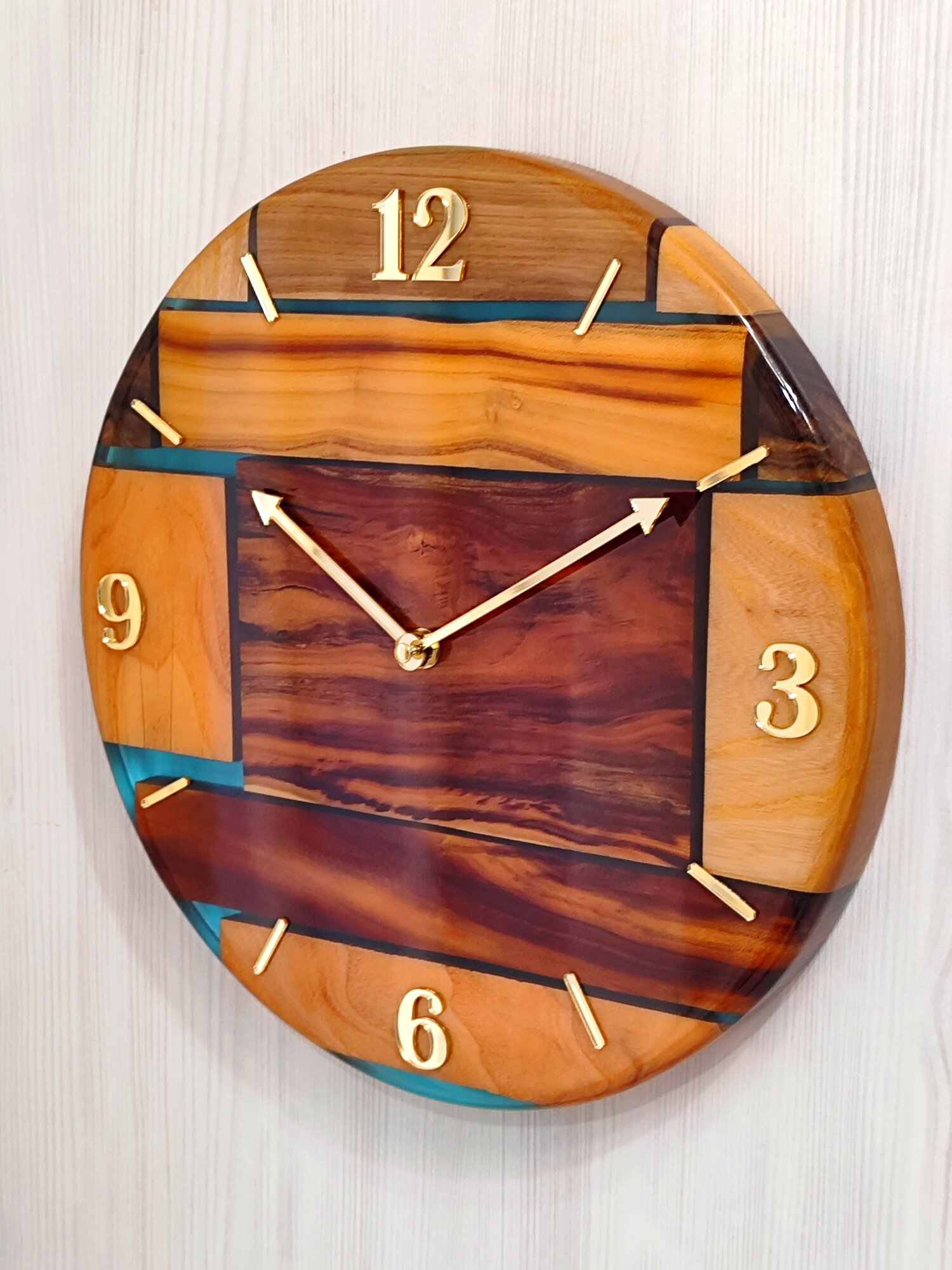 Настенные часы ручной работы из дерева и эпоксидной смолы "Ассорти(35)", 340*340*25 мм