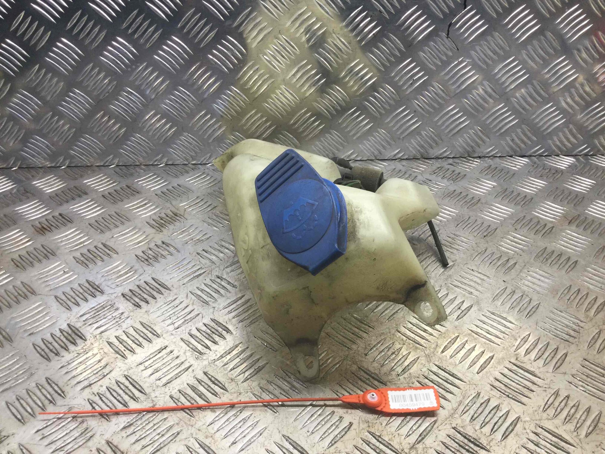 Б/У Бачок омывателя Volkswagen Polo 3 поколение (1994-2001) 1998 г.