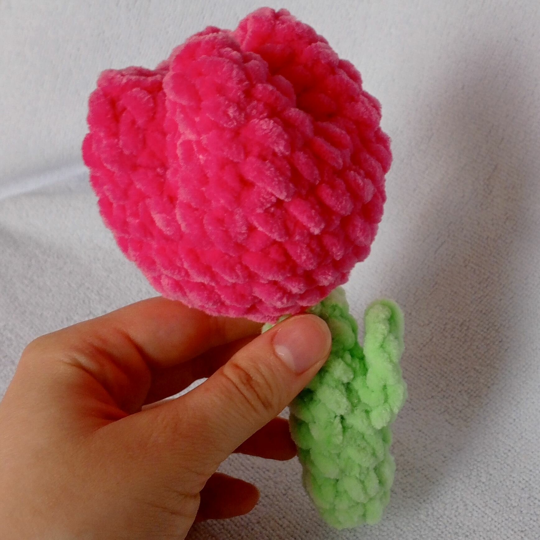 Мягкая вязаная игрушка - малиновый тюльпан, подарок на 14 февраля и 8 марта