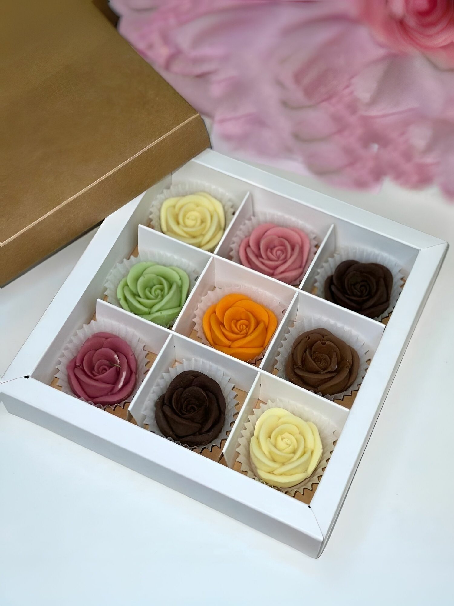 Конфеты подарочные ТД НебыковА розы шоколадные цветы в коробке, три шоколада, 9 шт