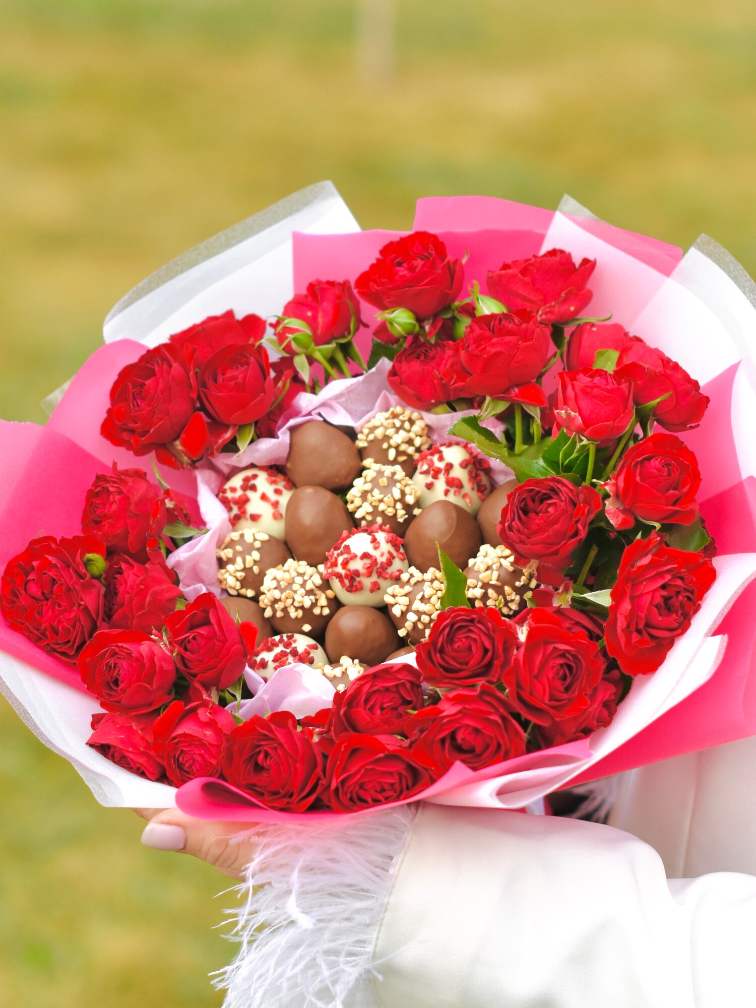 Хит! Букет «Страсть» из кустовых роз и клубники в шоколаде, идеальный подарок для любимой девушки, 24-35 шт