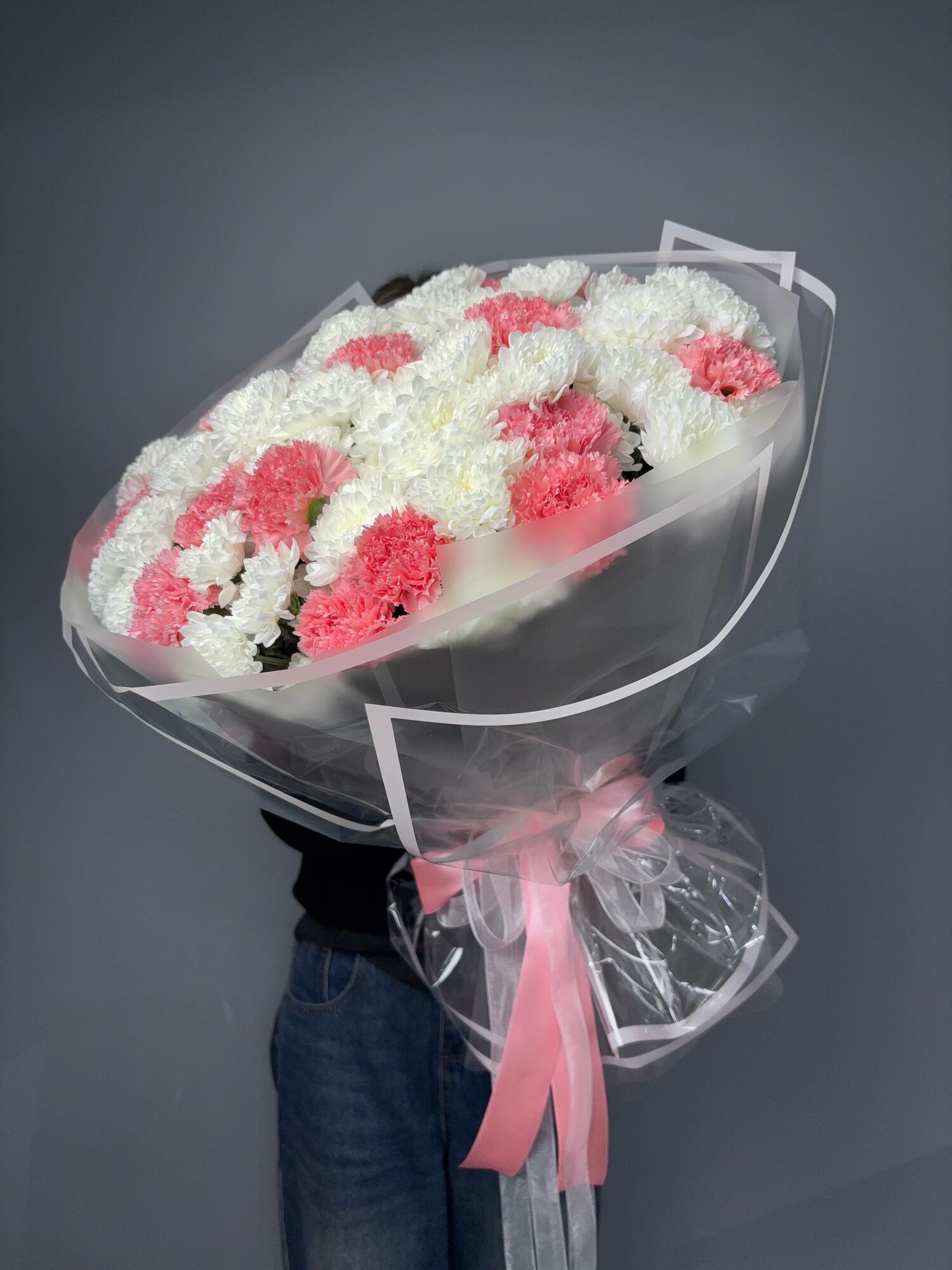 FRESH FLORA Нежность в деталях: букет из хризантем и гвоздик – купить с доставкой недорого