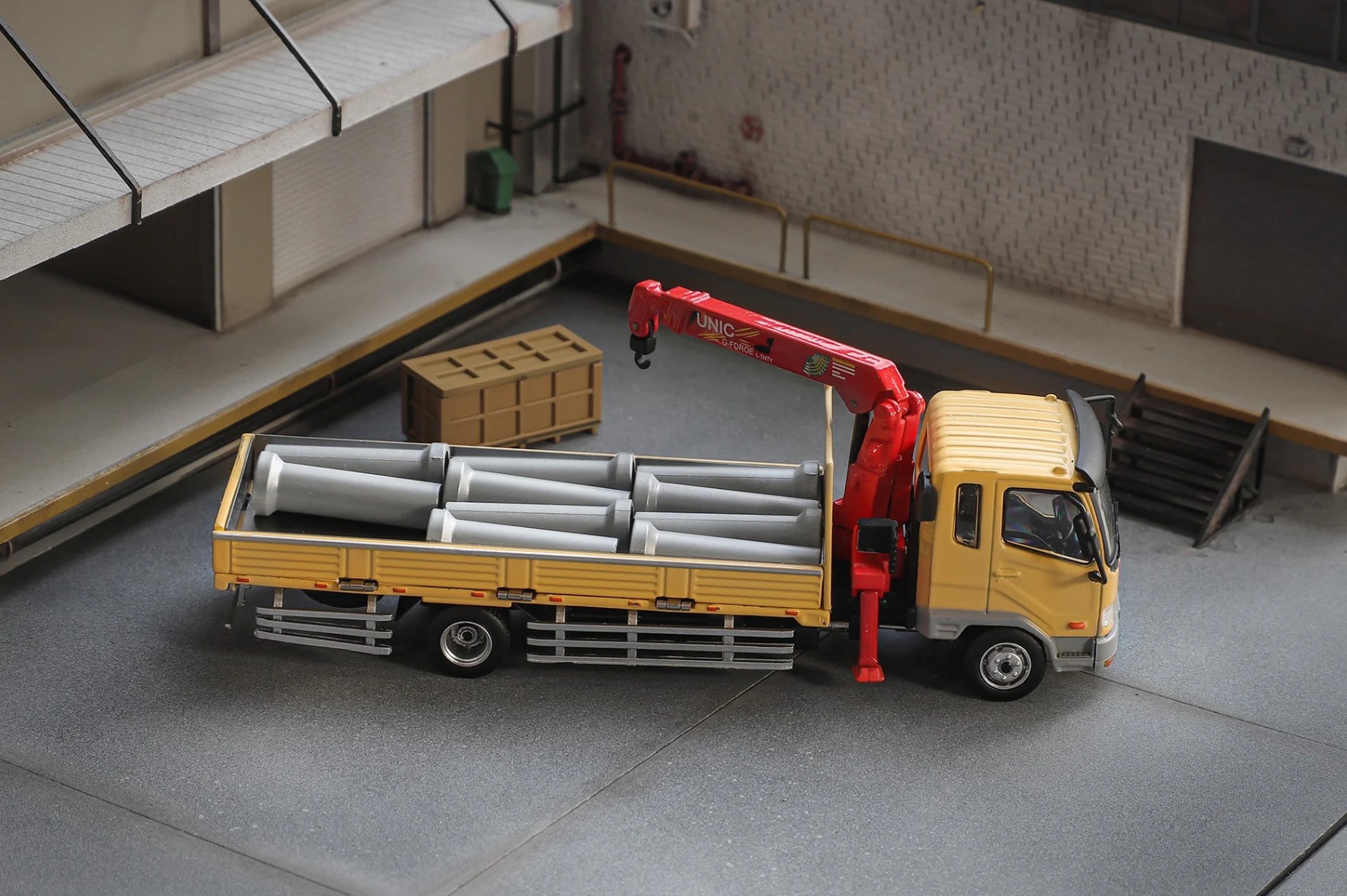 Коллекционная машинка GCD 1:64 Mitsubishi Fuso boom truck Yellow RHD