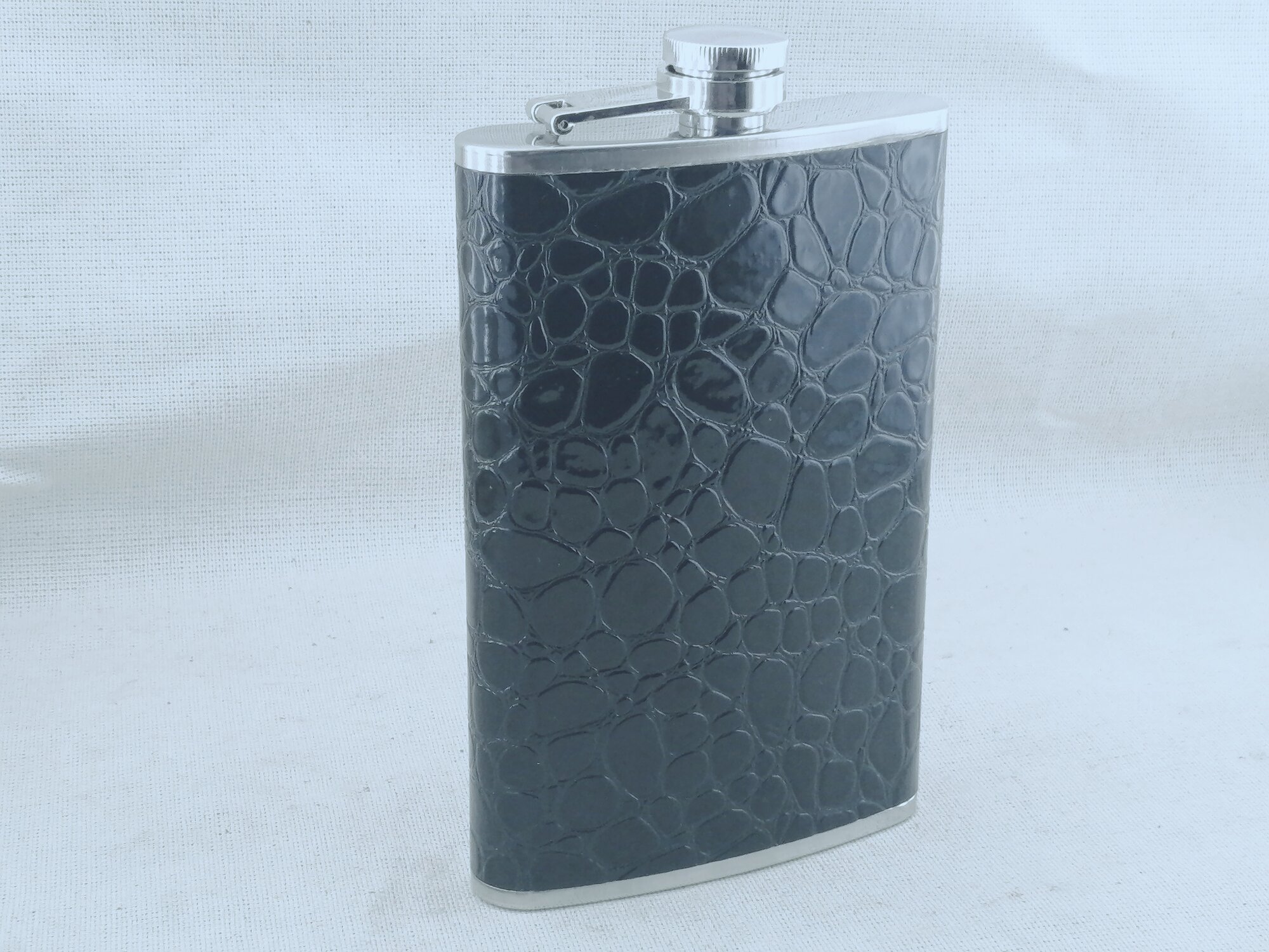 Фляжка плоская из нержавейки 300 мл Крокодил - фляга-подарок в подарочной коробке чёрного цвета