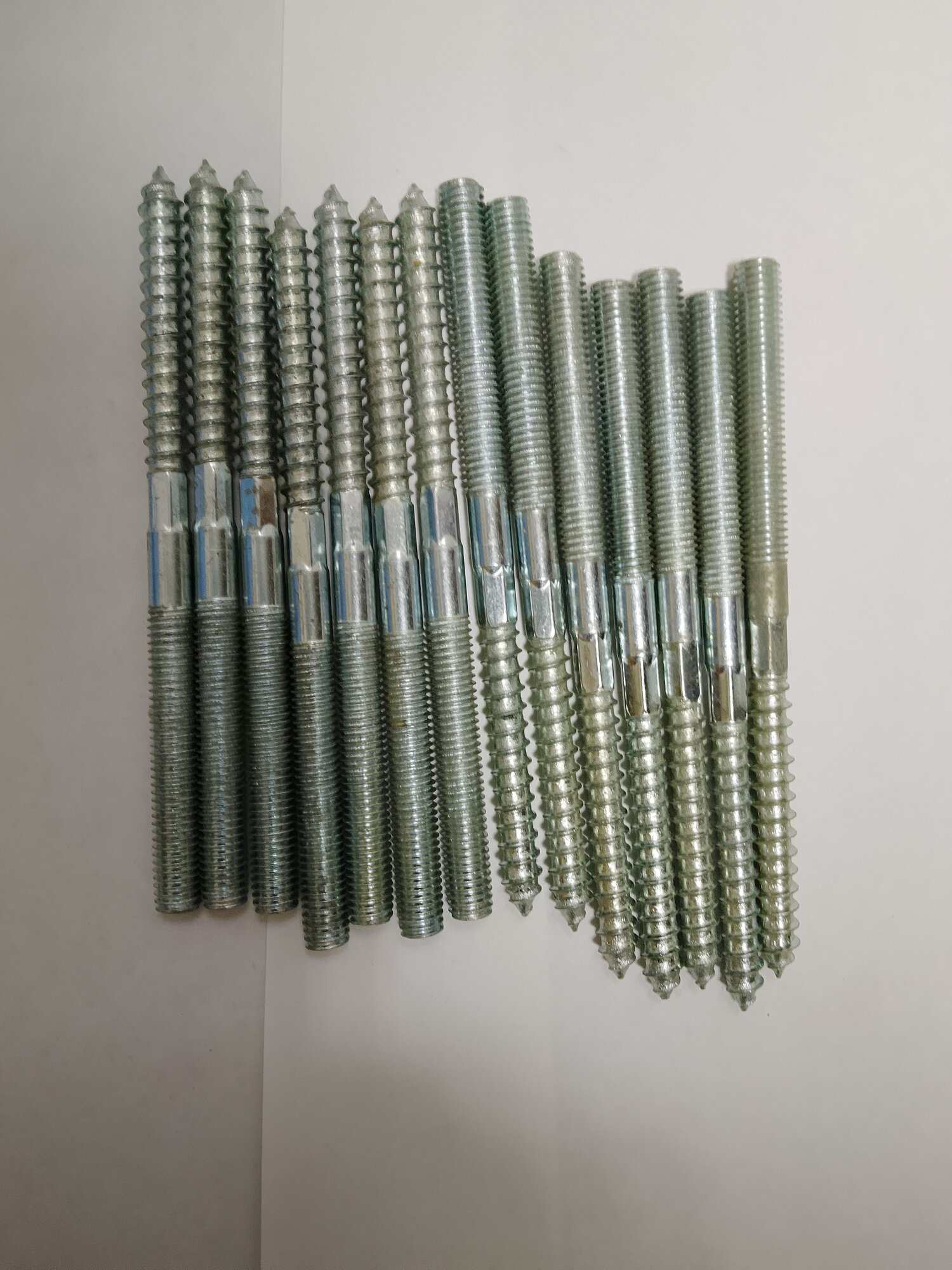 Шпилька сантехническая М8 х120 оцинкованная ( винт - шуруп) в комплекте 14 штук.