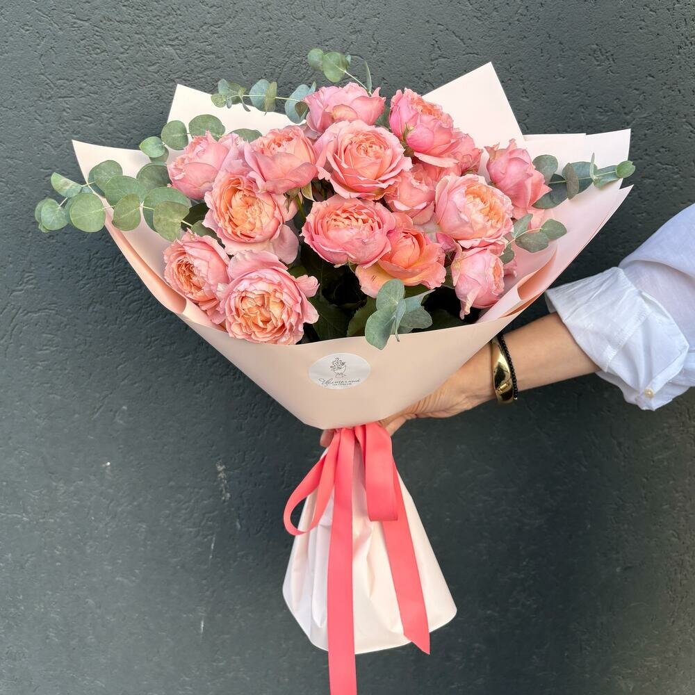 Букет из элитных голландских пионовидных роз и эвкалипта, 7шт, в дизайнерской упаковке