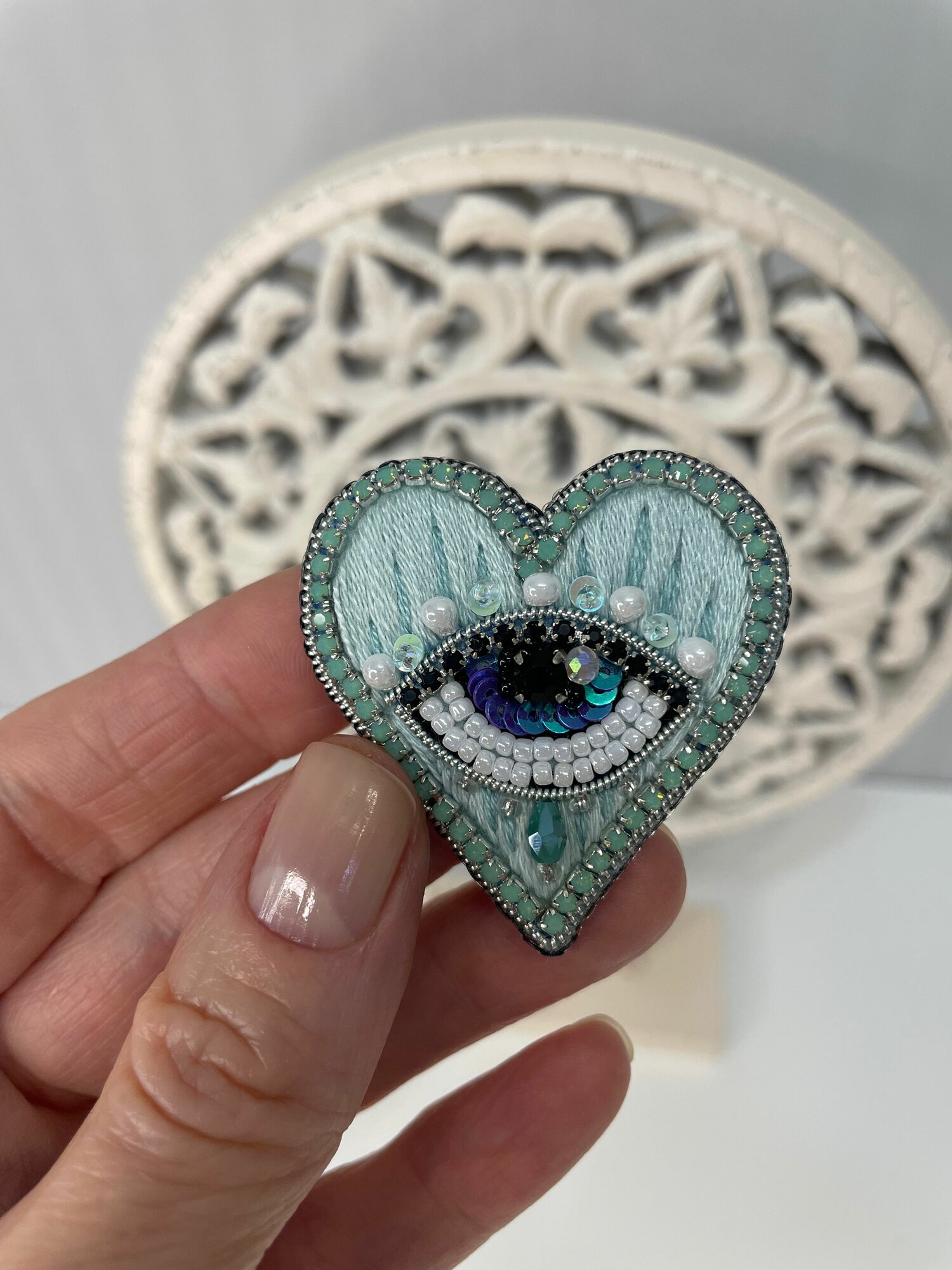 Брошь, стразы