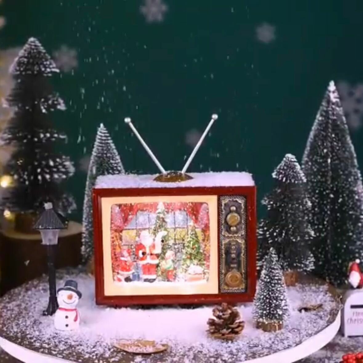 Новогодний/рождественский музыкальный снежный шар с подсветкой "Ретро телевизор" 19*24*8,5 см, красный