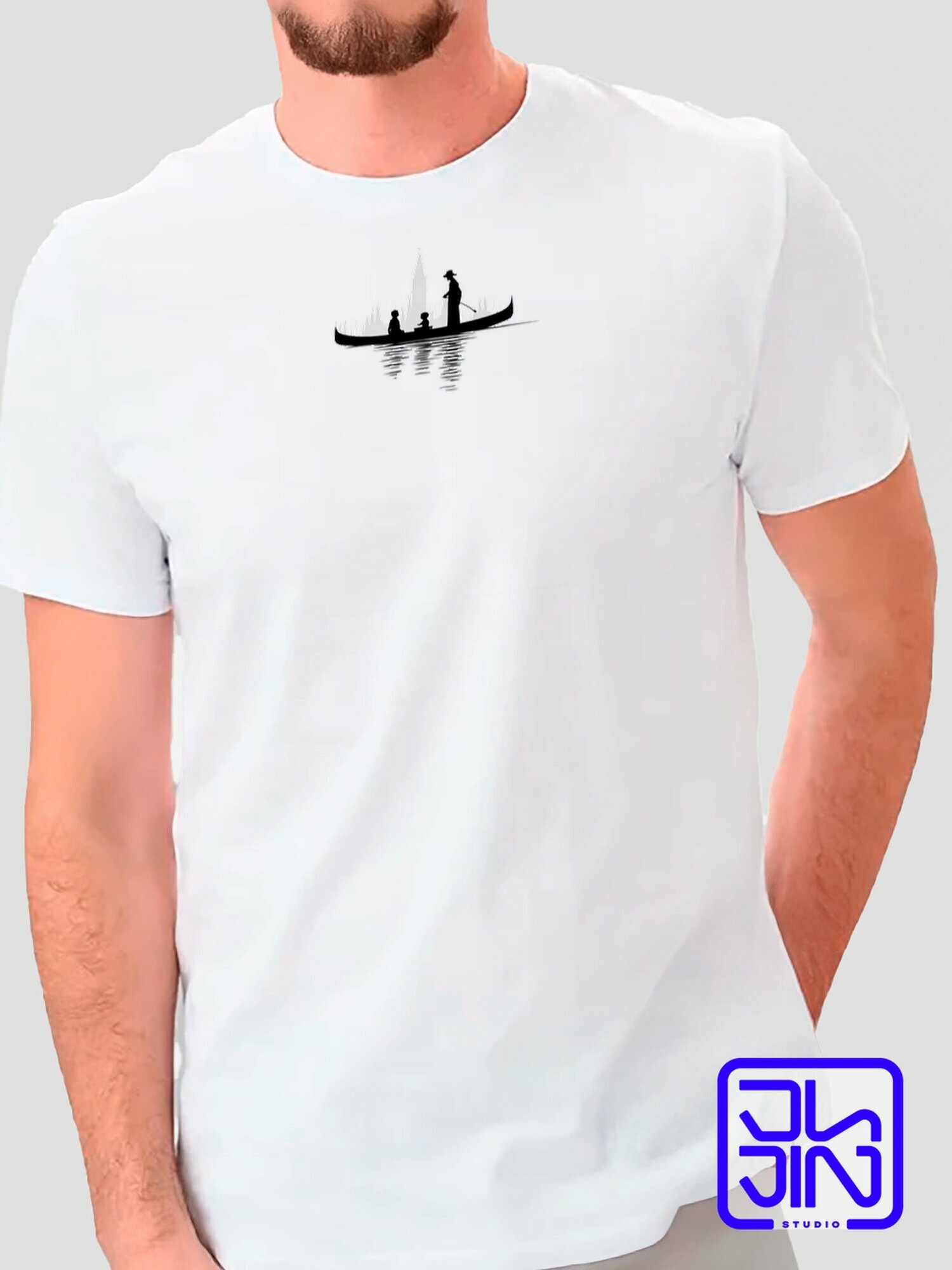 Футболка классическая мужская с авторским принтом Минималистичная черно-белая гондола на белом фоне Венеции у спокойного канала, белый хлопковый трикотаж с прикольным рисунком на груди