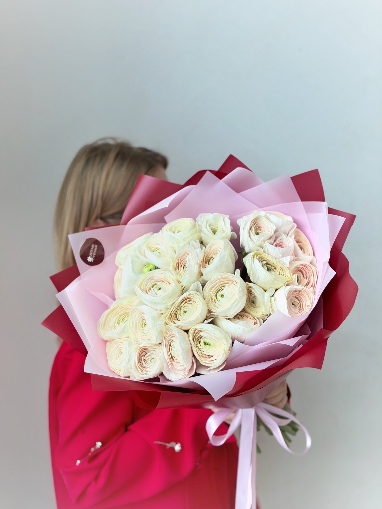 Букет "Монобукет", 25 штук, ранункулюс, оформление пленкой, высота 40см