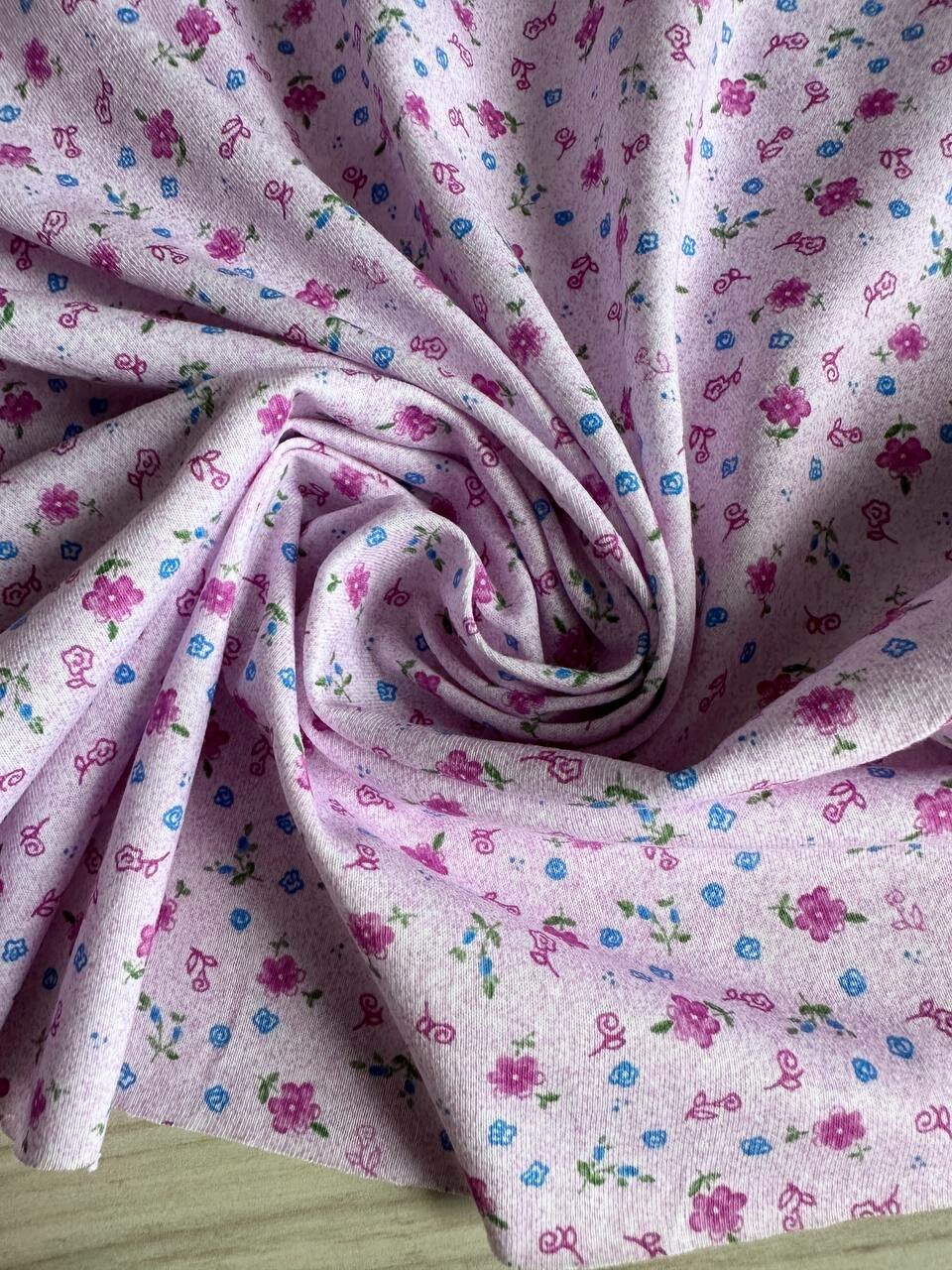 1,5м. Кулирка ткань для шитья. 100% хлопок. Детская. Мелкие цветы на розовом фоне. Ширина 200 см (рукав). плотность 150