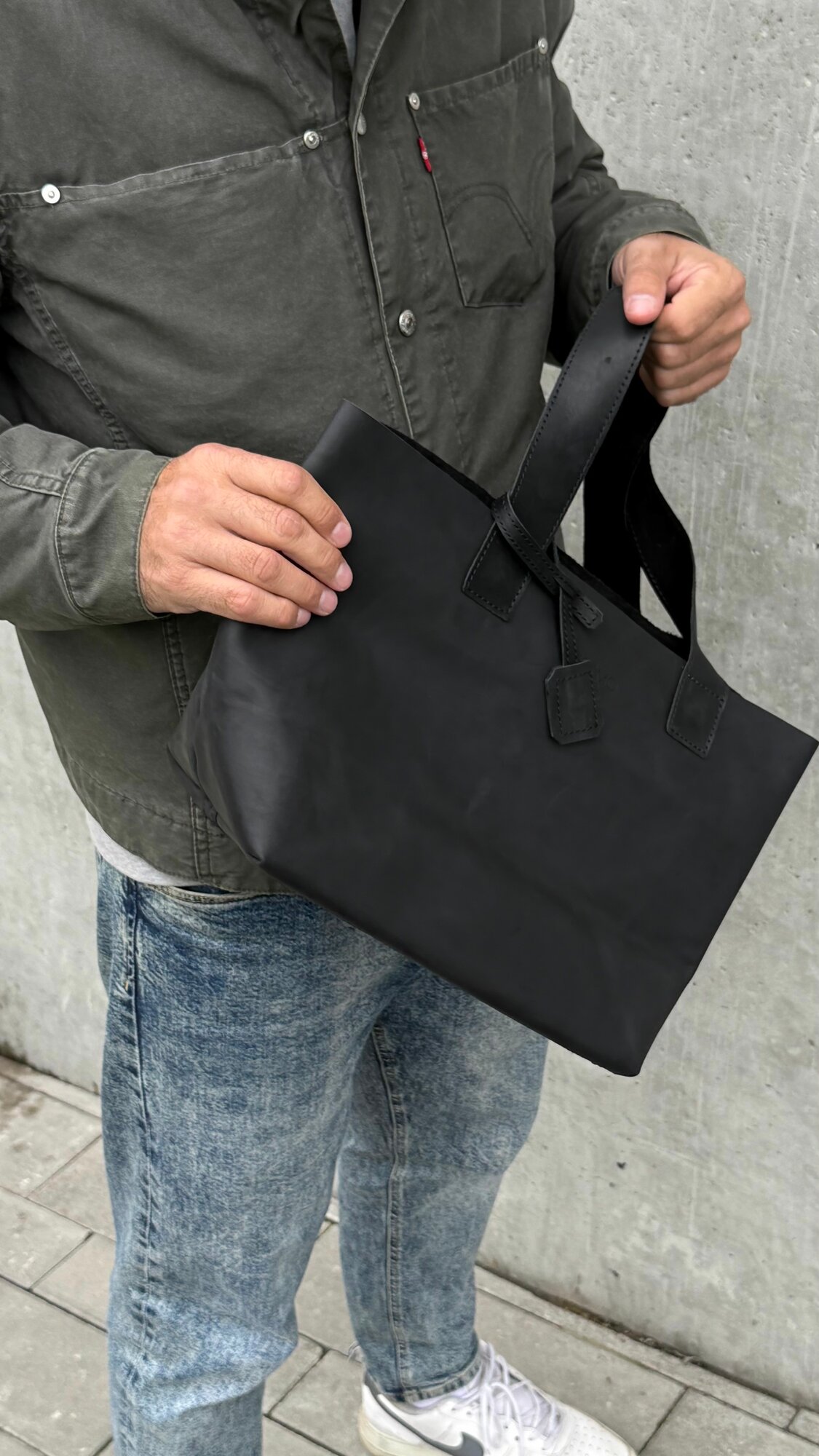 Сумка шоппер Кожаная сумка шоппер из натуральной кожи черного цвета, размер M