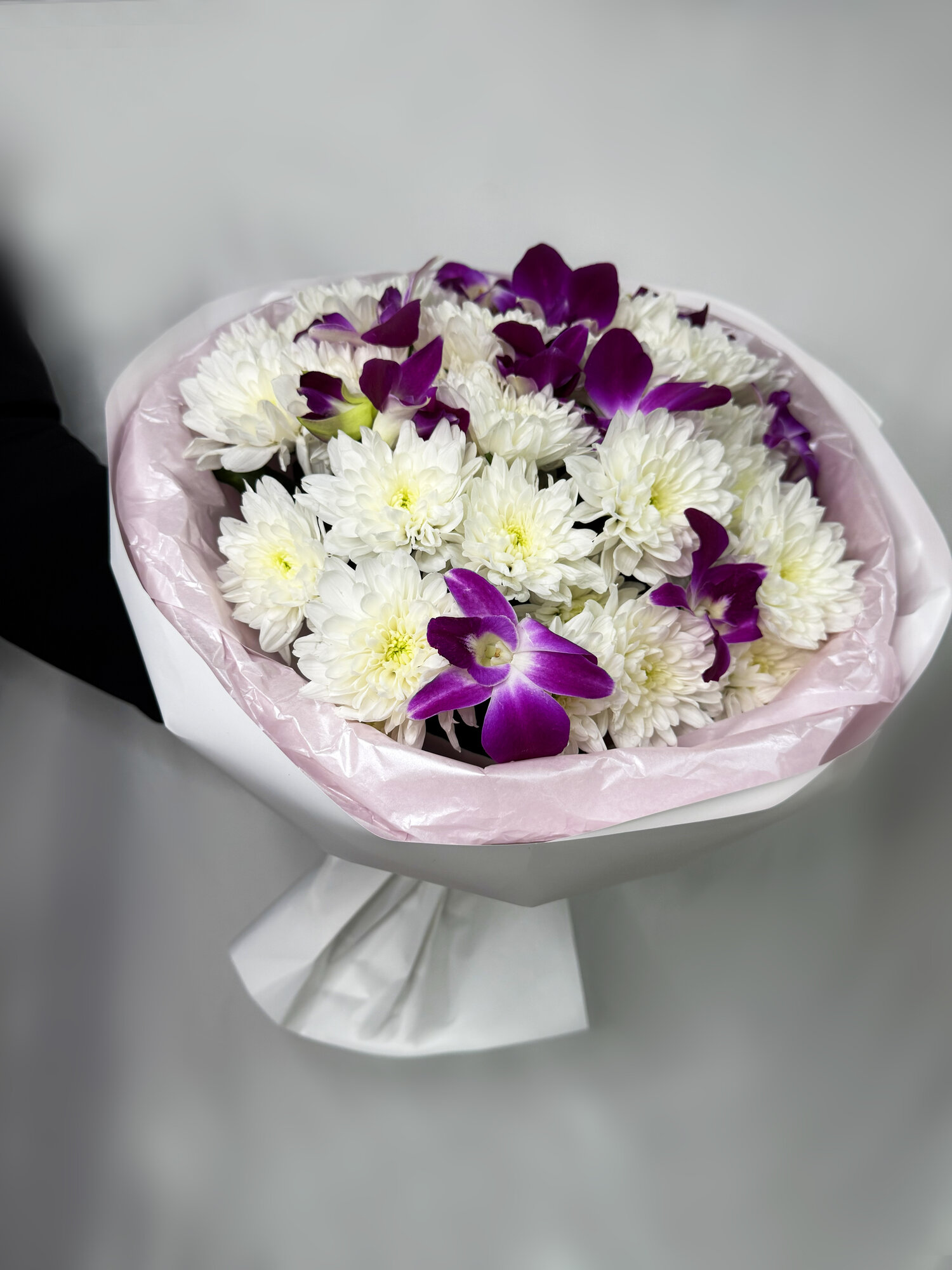 Букет из фиолетовых орхидей и белых кустовых хризантем в подарочной упаковке