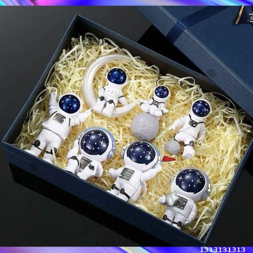 Эксклюзивный коллекционный набор из 7 статуэток астронавтов, воссоздающий выход космонавтов в открытый космос