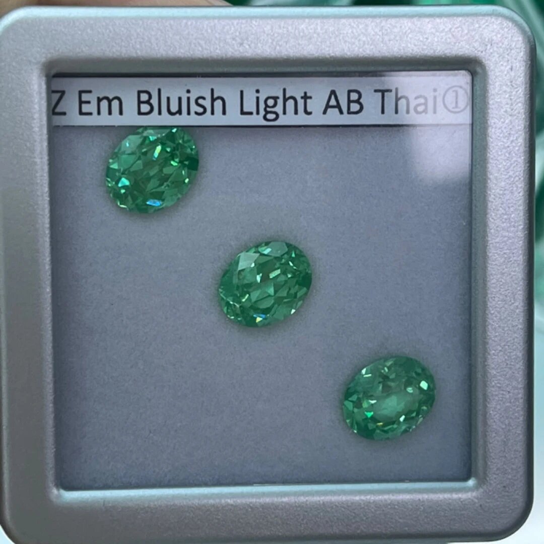 Необработанные кубические цирконии 200 г Изумрудный, Light--Emerald Green