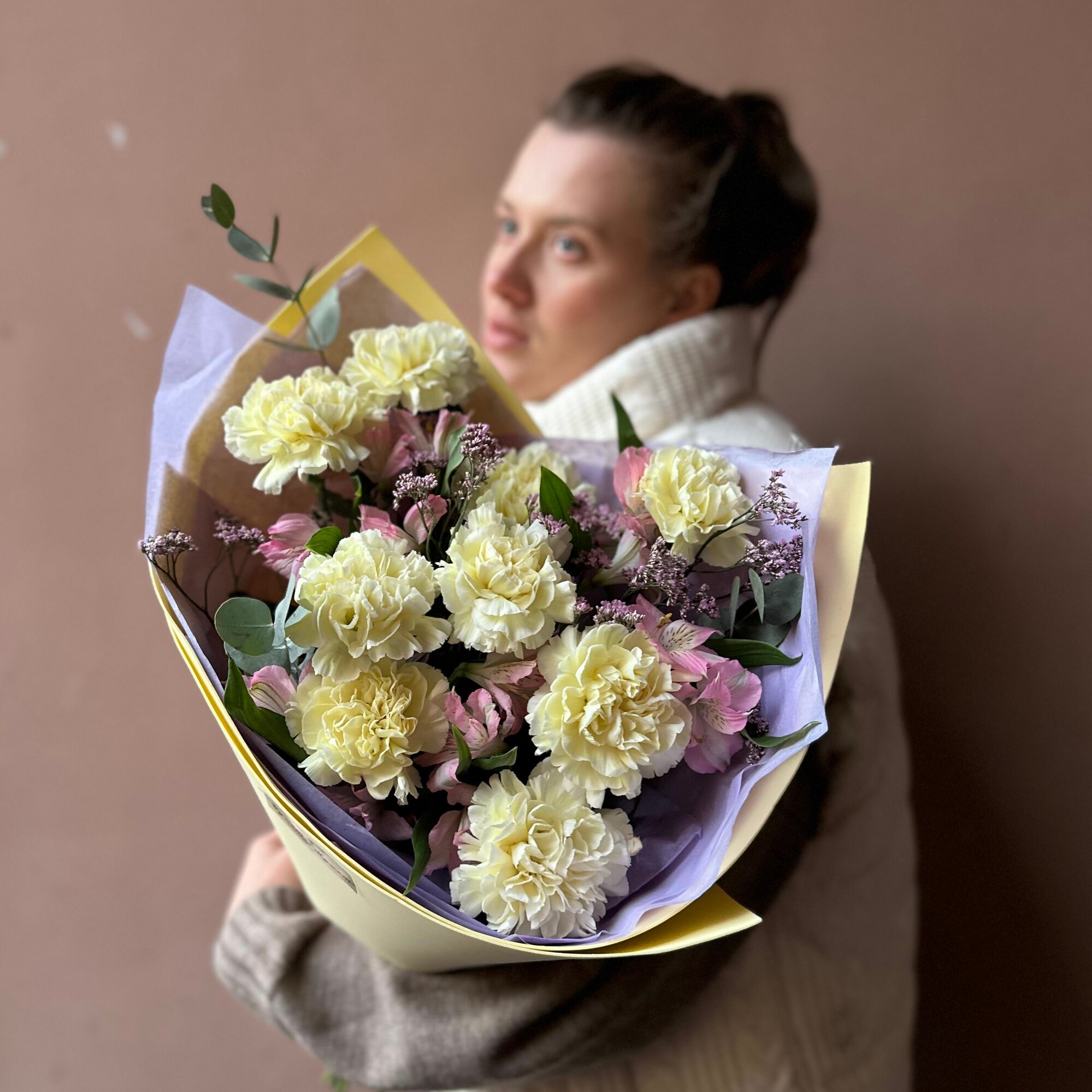 Букет Корсика (лимонные диантусы, розовая альстромерия, лимониум)