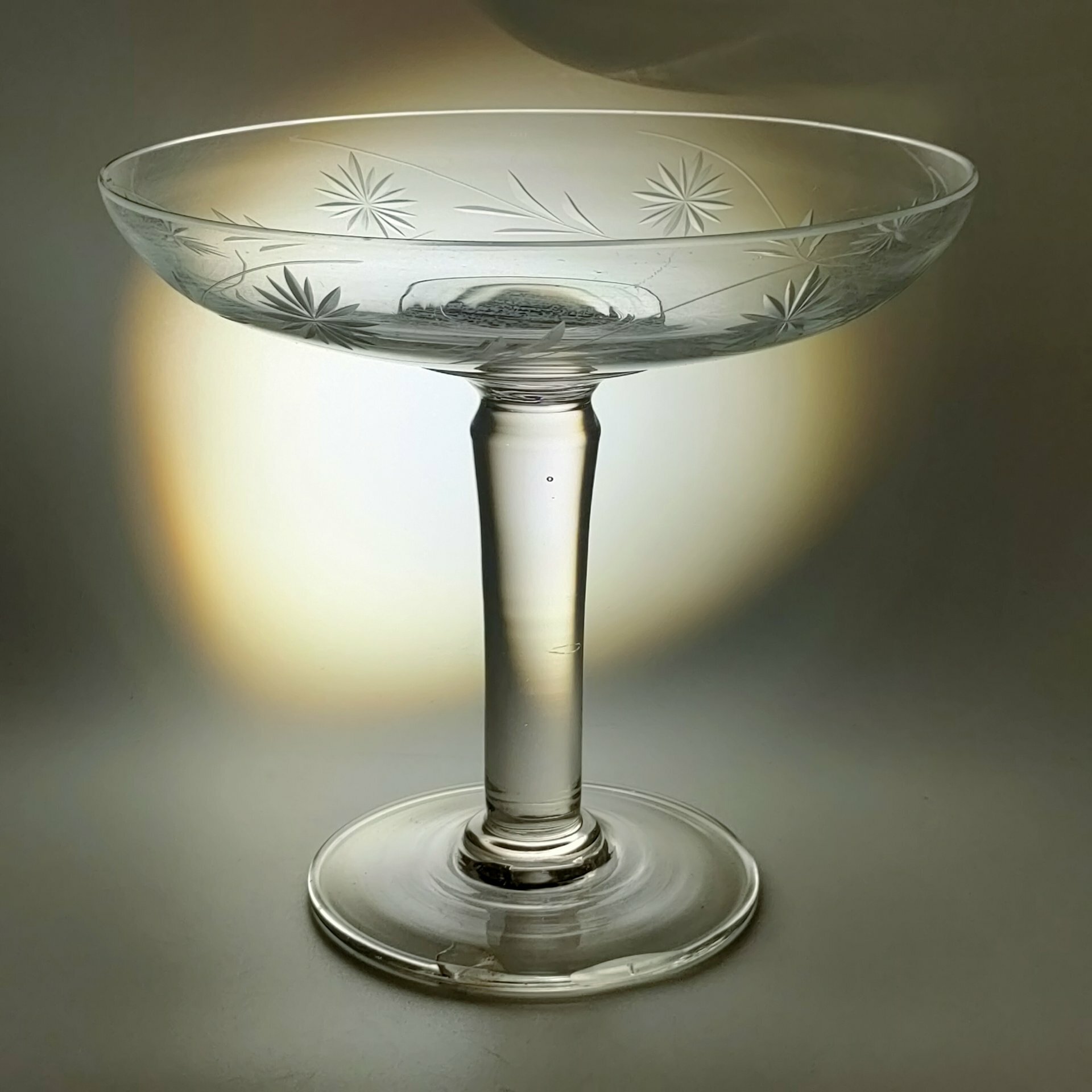 Ваза на ножке (фруктовница) с резным цветочным декором, стекло, резьба, СССР