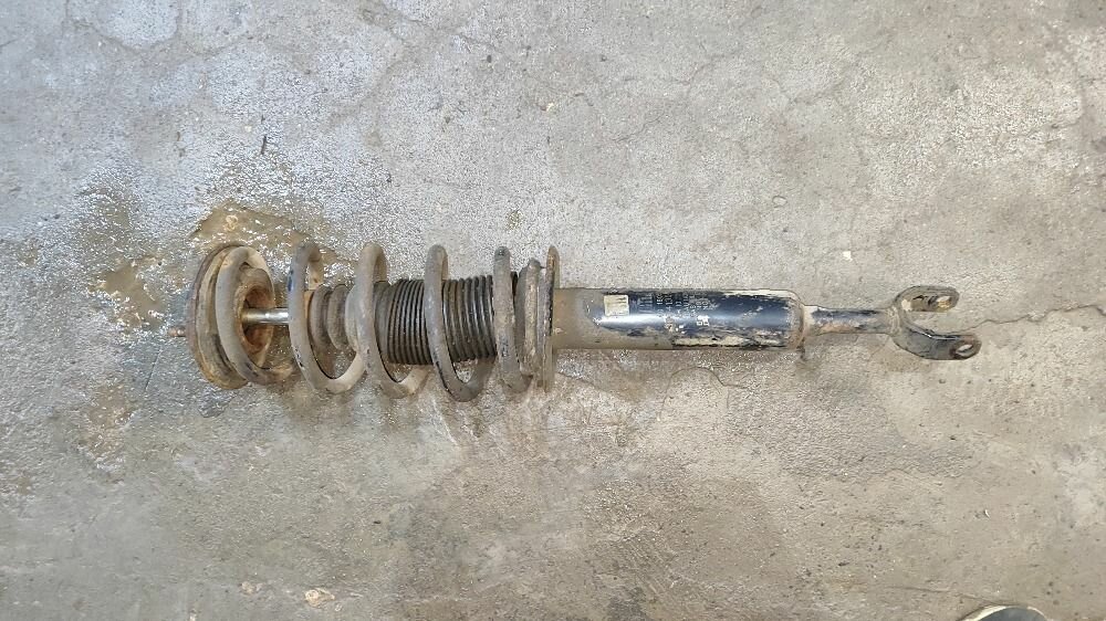 Амортизатор передний в сборе VW Passat B5