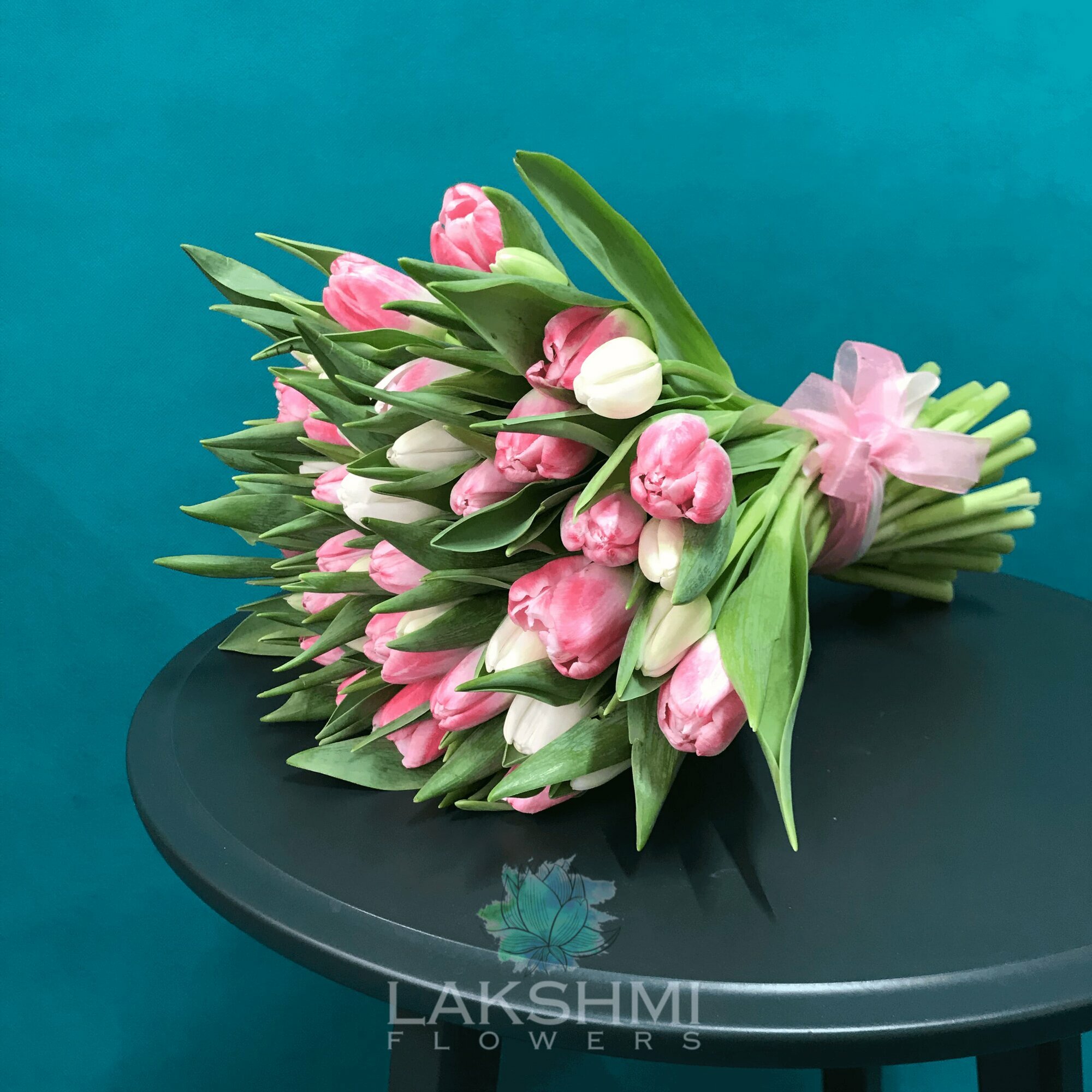 51 тюльпан микс / Букет из 51 белого и розового тюльпана под ленту