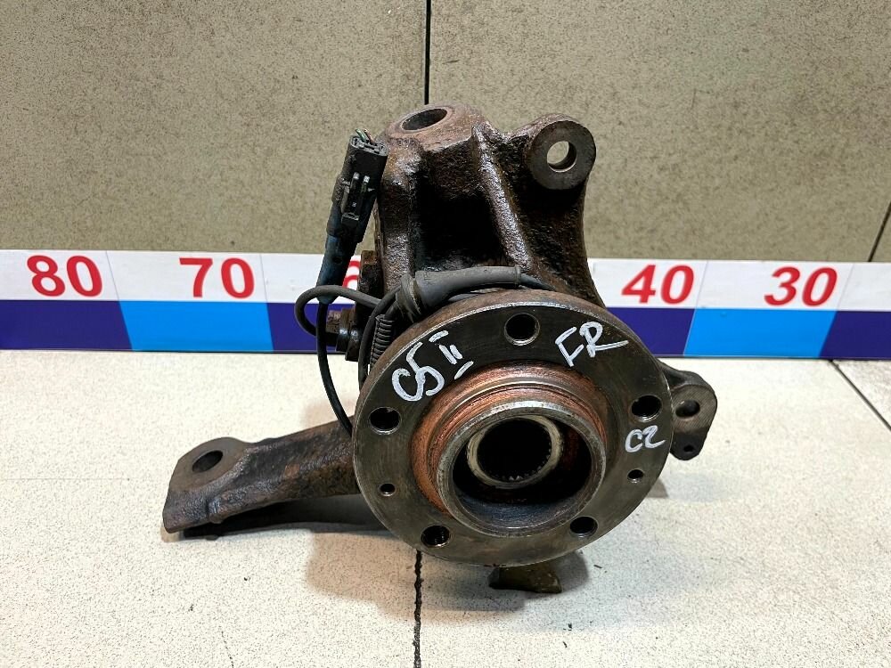 Кулак передний правый Citroen C5