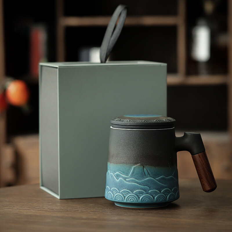 Керамическая чашка с рельефным узором «Далекие горы» и разделителем для чая, 401-500 мл, для офиса, с крышкой