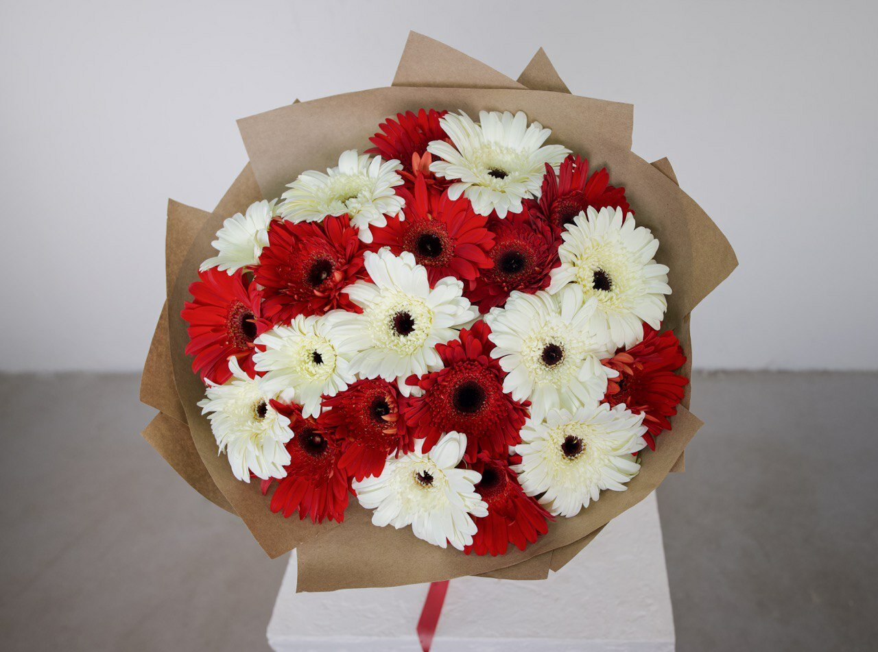 Букет Rosana's Flowers "RF Гербера", 29 гербер, в пленке, высота 50 см — фото 1