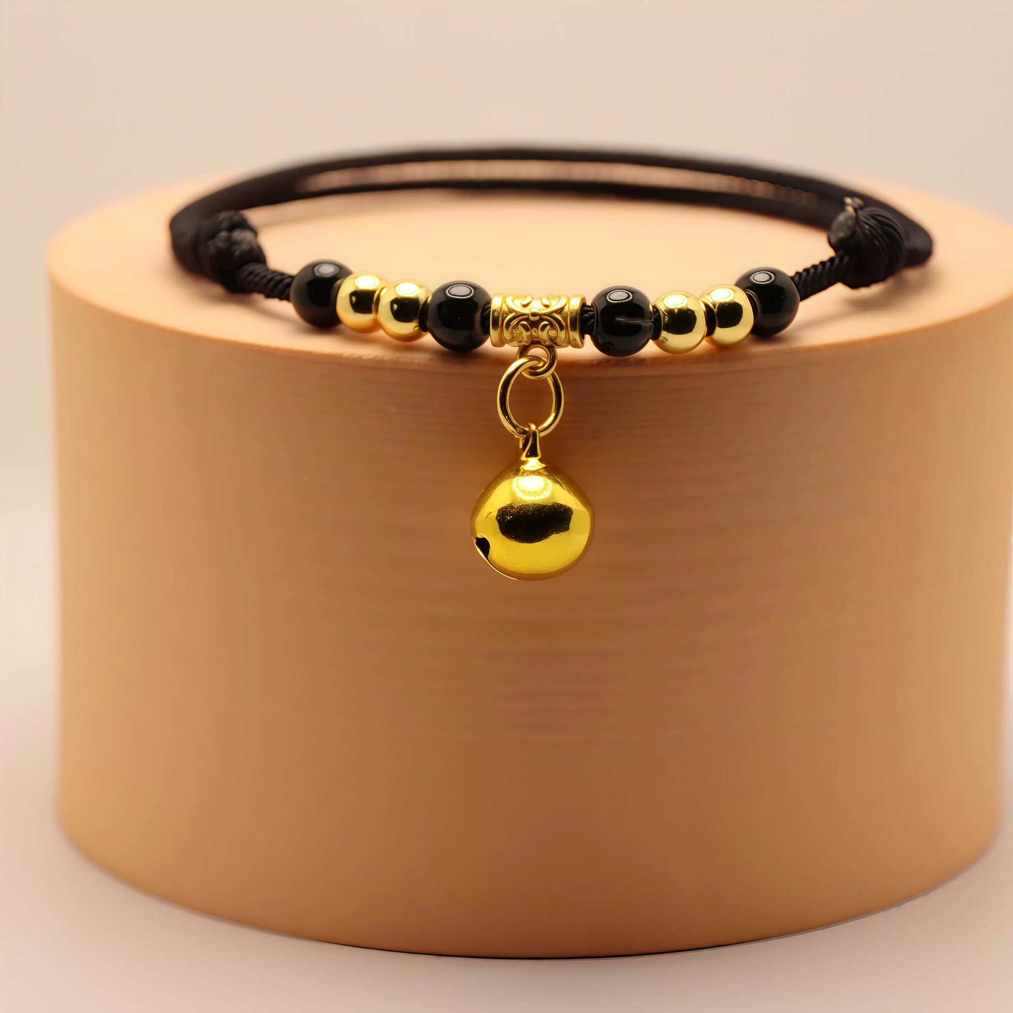 Черный регулируемый ошейник с золотым колокольчиком и звуком - размер L для собак 15-35 фунтов и кошек 15-35 фунтов