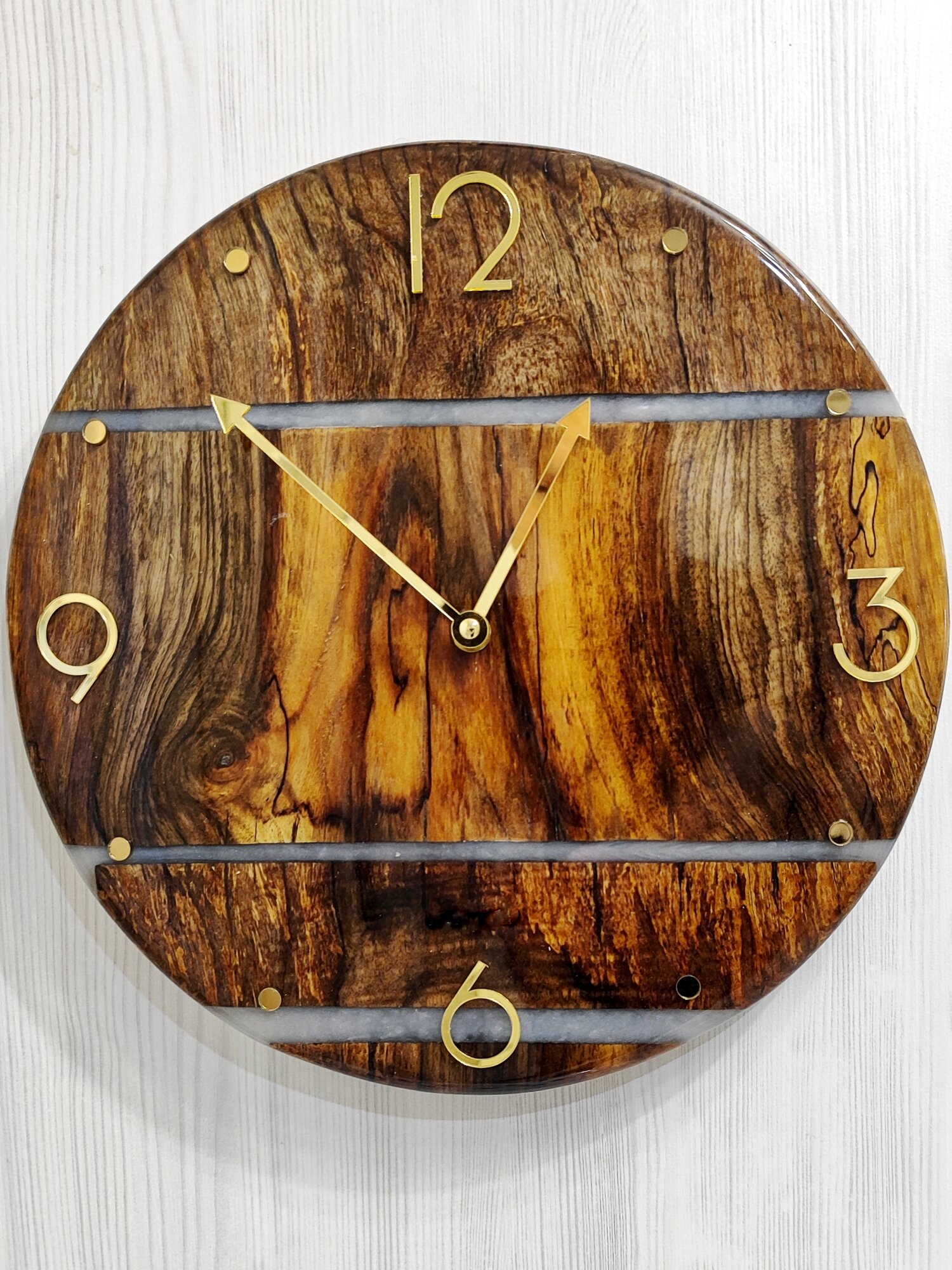 Настенные часы ручной работы из дерева и эпоксидной смолы "Черный орех 1225(35)", 345*345*30 мм