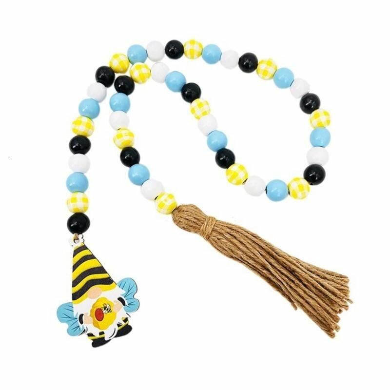 Гирлянда из деревянных бусин с кисточками