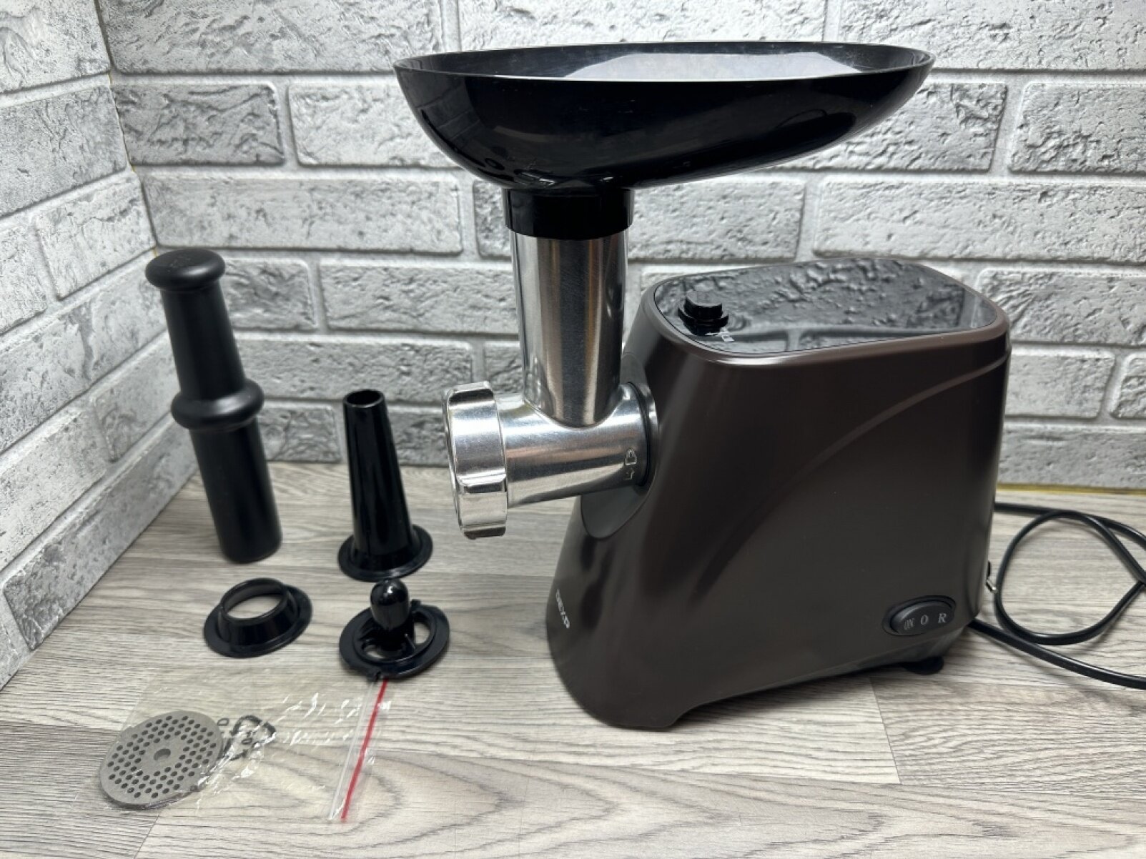 Мясорубка электрическая DEXP MGP-1800, 1800 Вт