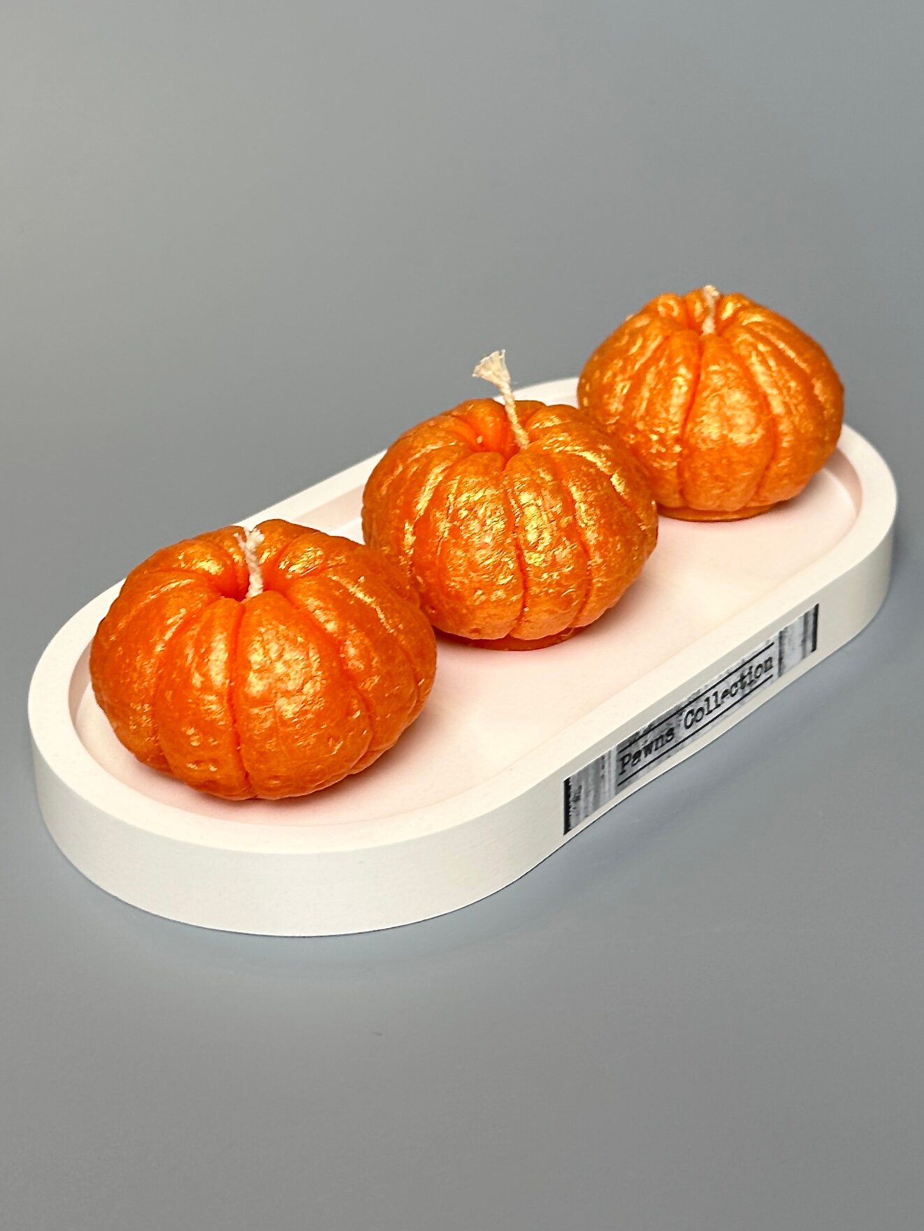 Набор Pawns Collection новогодних ароматических свечей Stand Montgomery Tangerines на подставке из скульптурного гипса 1 шт