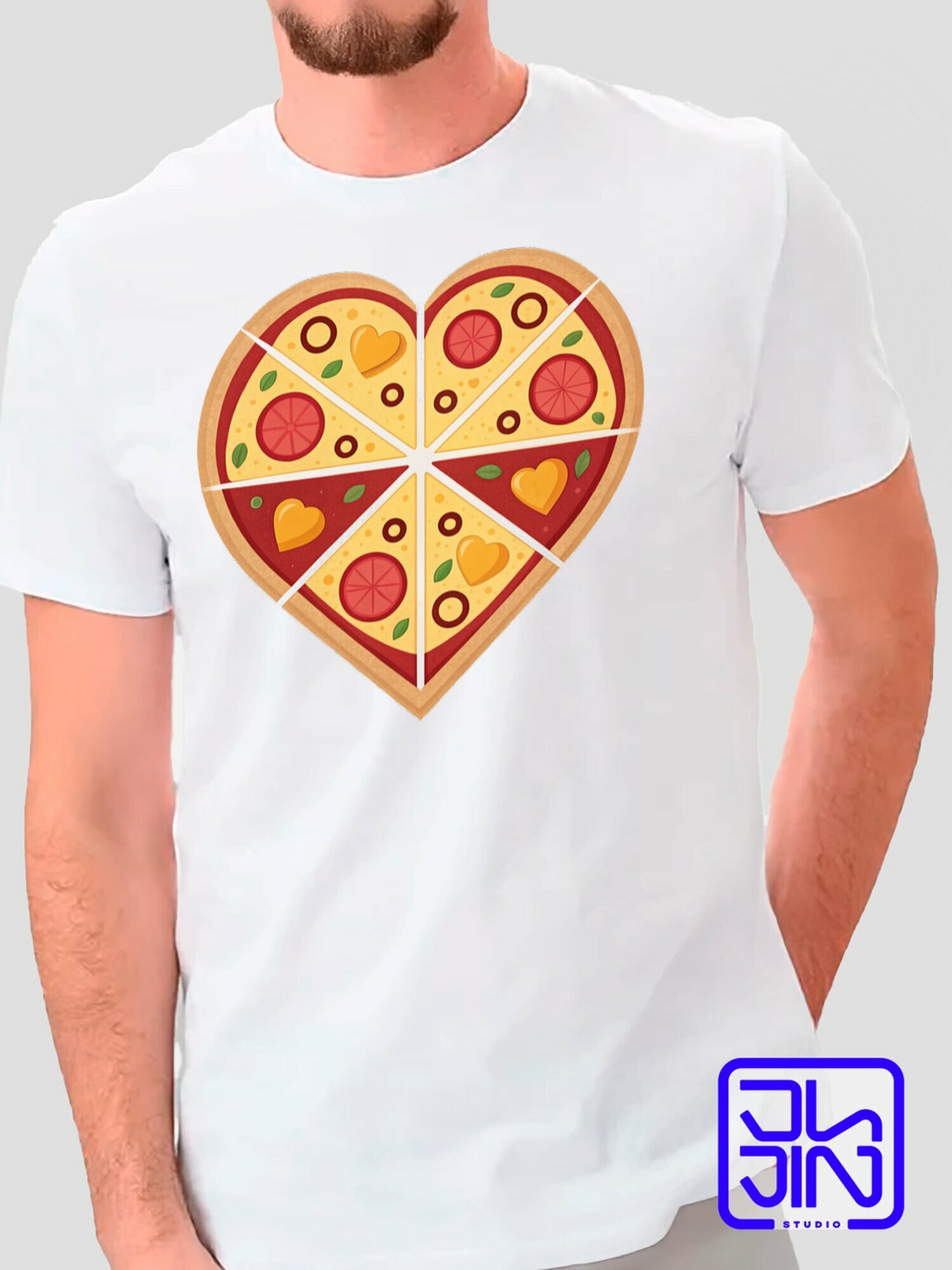 Футболка классическая мужская с авторским принтом Веселая желтая пицца с красным сердцем, выразительная еда в форме любви, белый хлопковый трикотаж с прикольным рисунком на груди