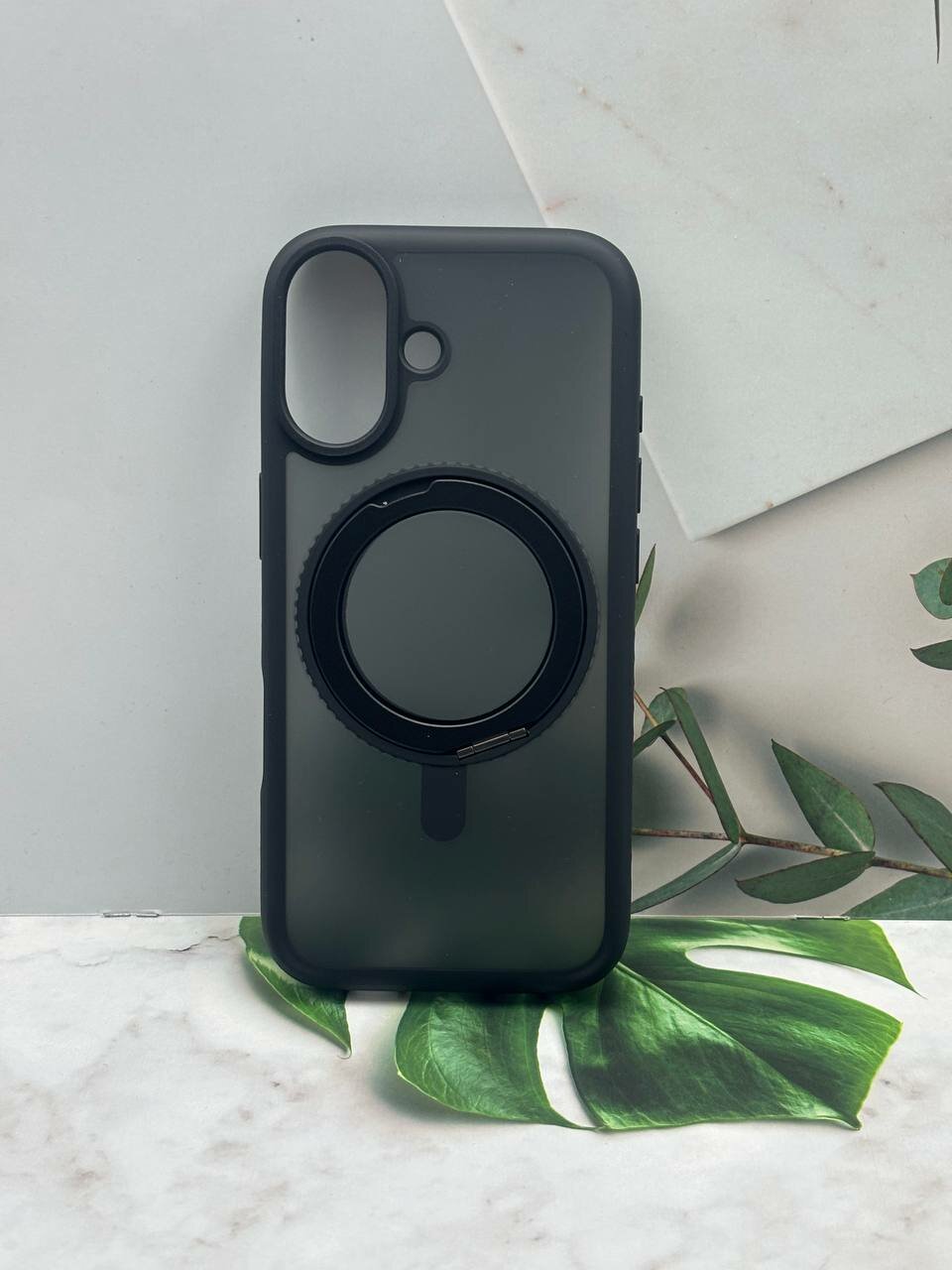 Пластиковый чехол на iPhone 17 защитный